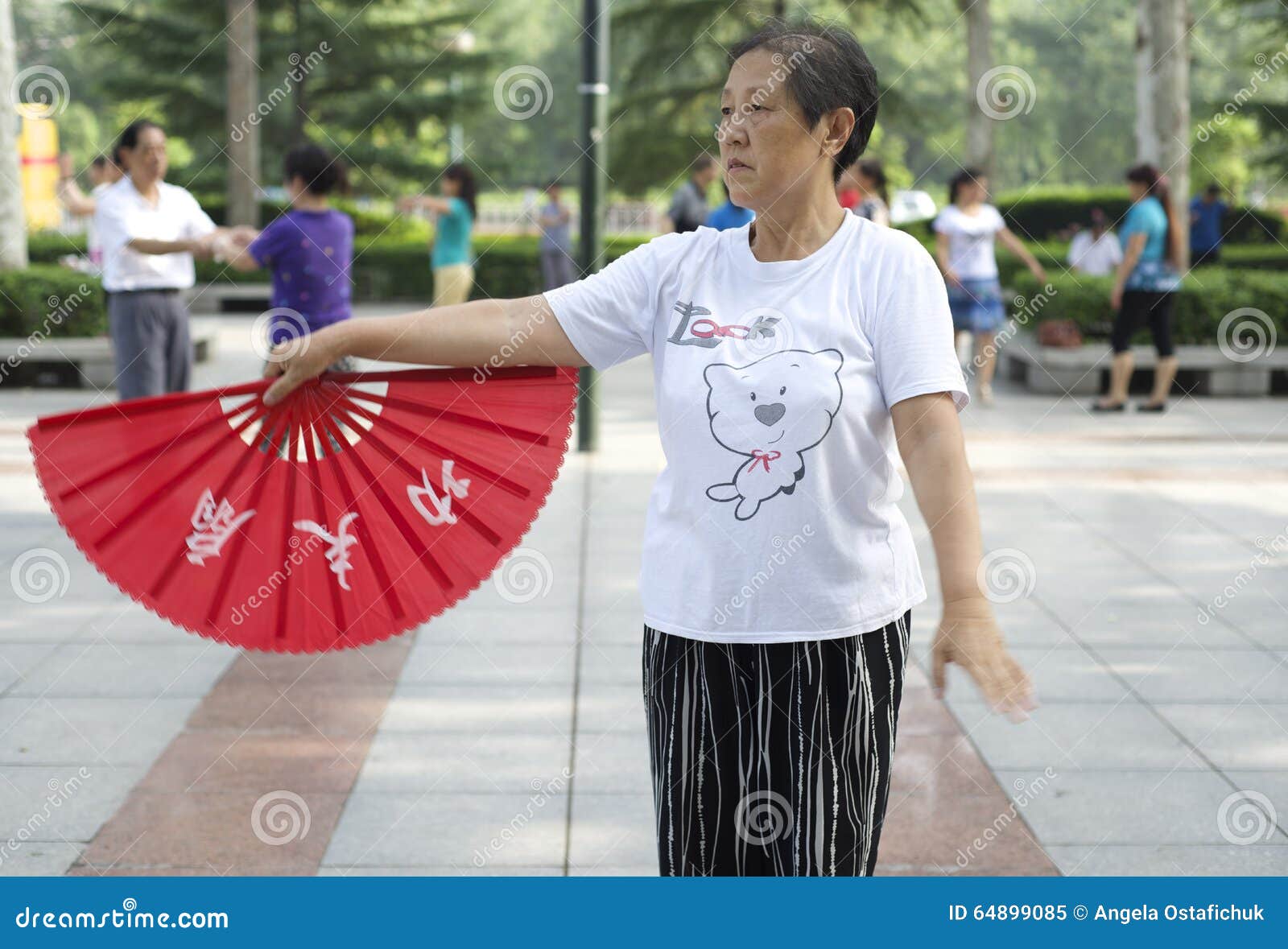 Fan Dancer editorial image. Image of dance, dancer, chinese - 64899085