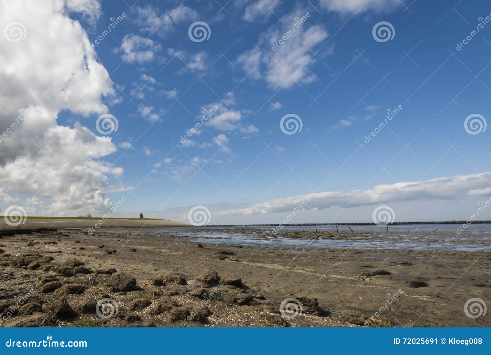 Fango-planos De Waddensea Y De La Iglesia Imagen de archivo - Imagen de ...