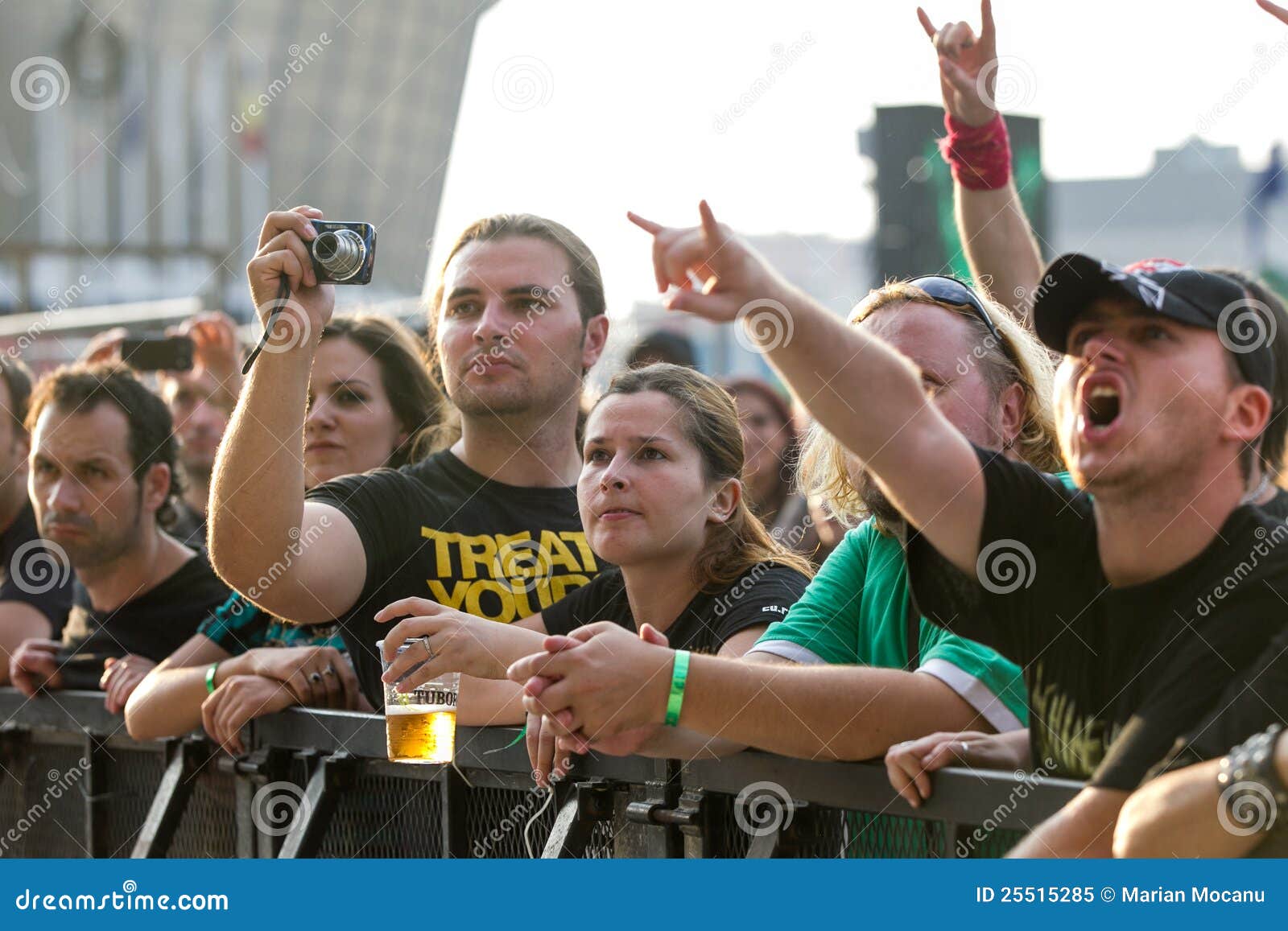 Fans editorial image. Image of people, songs, entertainment - 25515285