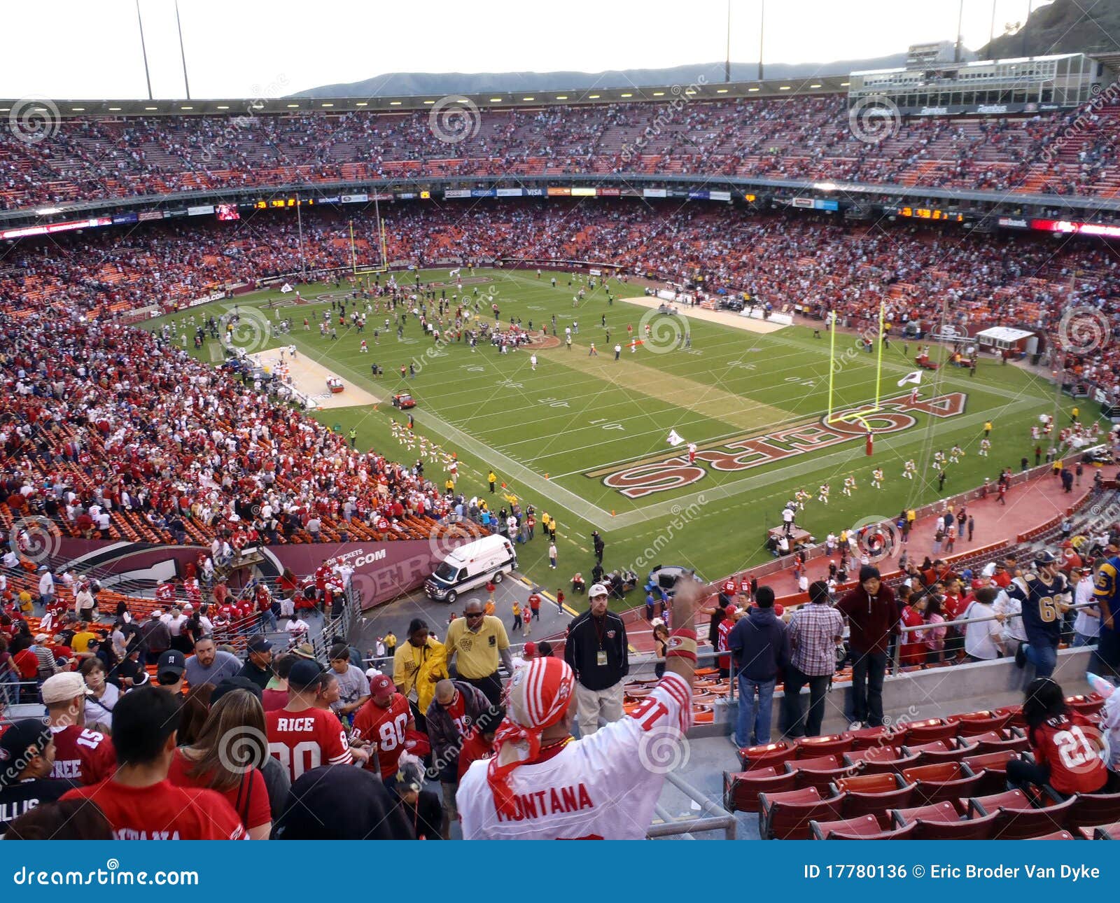 Fans Cheer As 49ers Celebrate Win on Field Editorial Photo - Image of ...