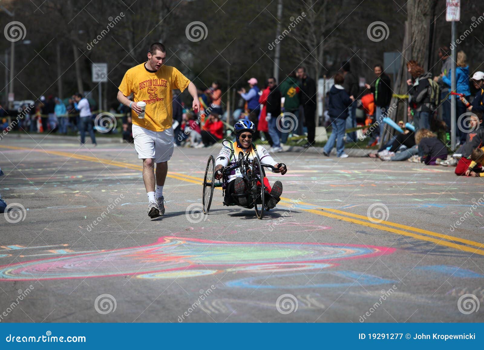 Fans Cheer and Encourage Runners Editorial Photography - Image of ...