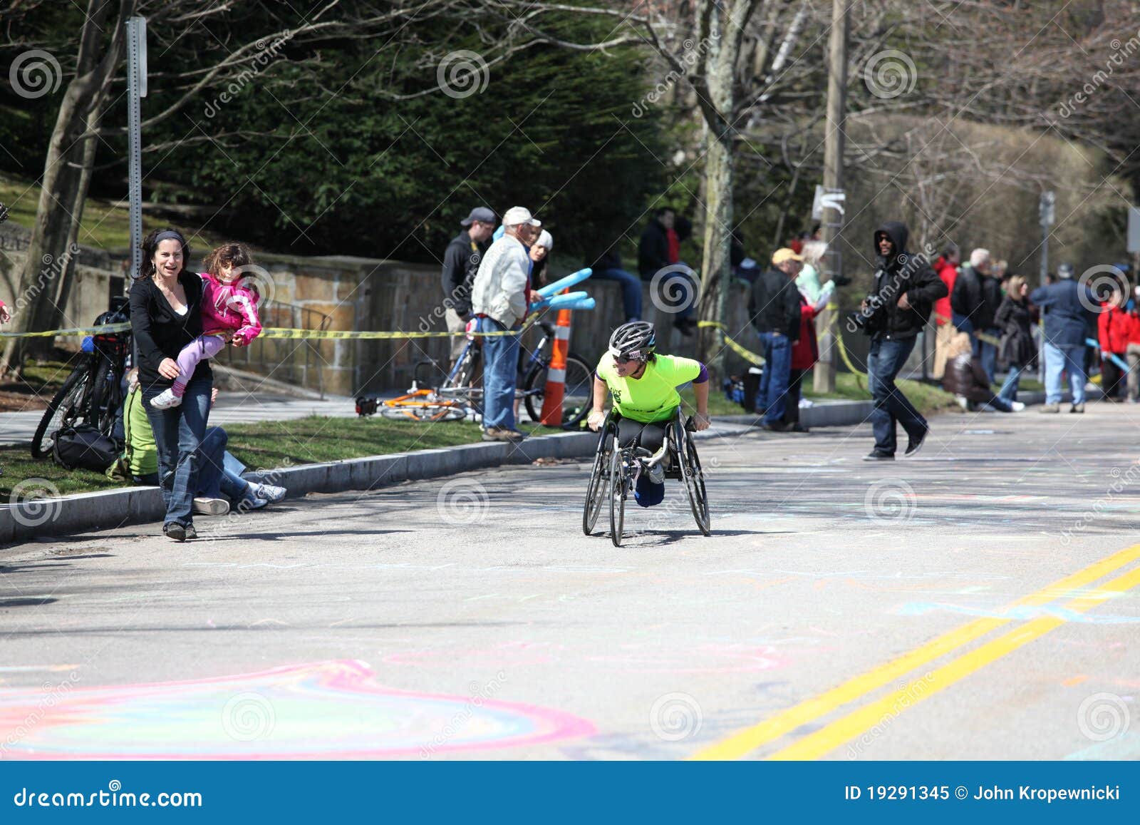 Fans Cheer and Encourage Runners Editorial Image - Image of endurance ...