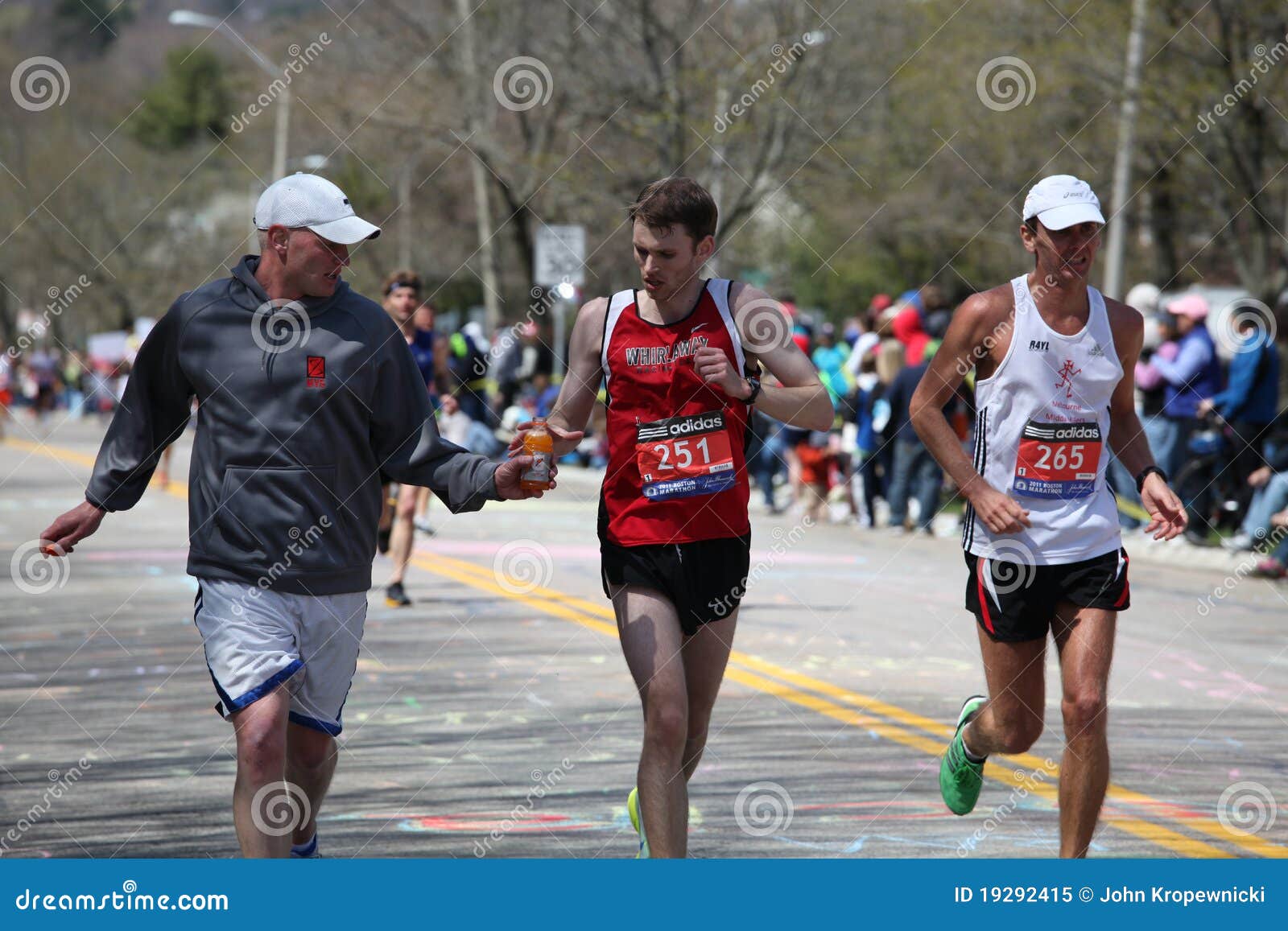 Fans Cheer and Encourage Runners Editorial Image - Image of boston ...