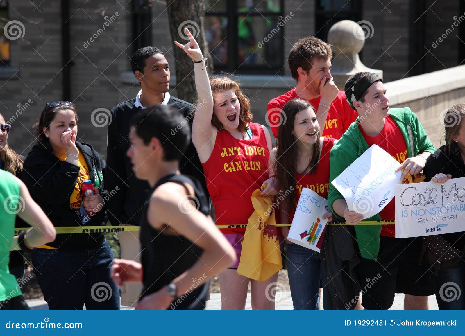 Fans Cheer and Encourage Runners Editorial Photo - Image of leisure ...