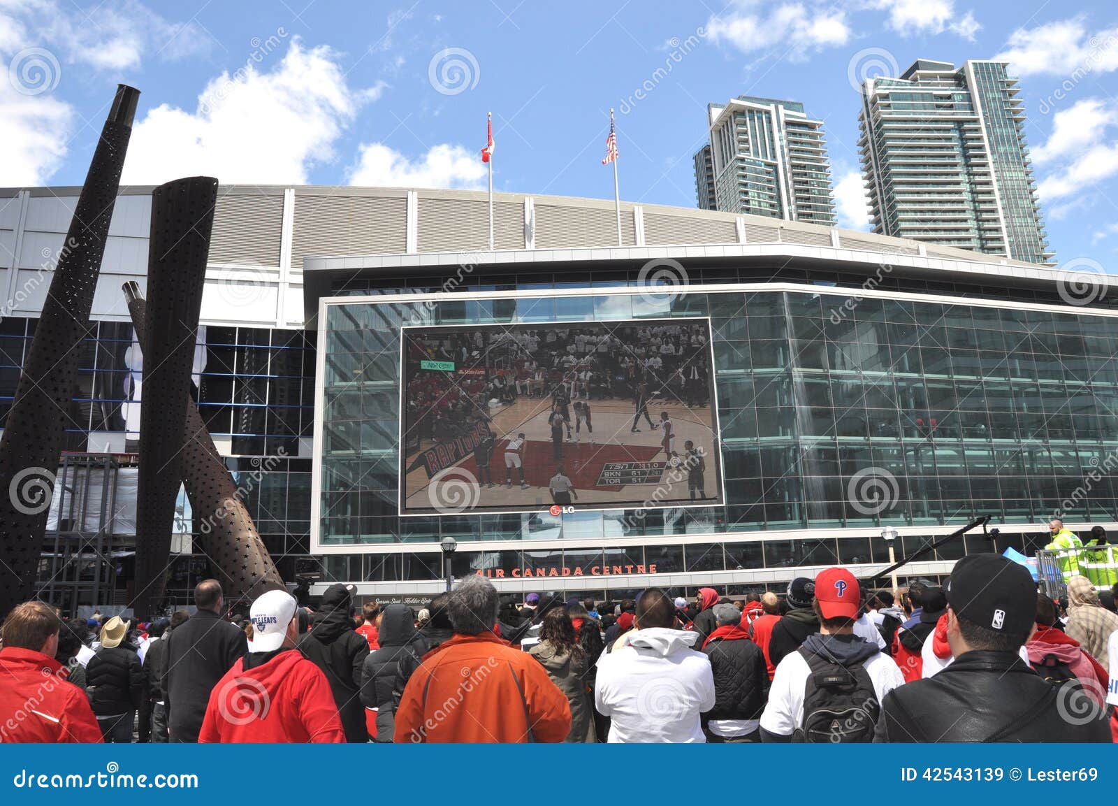 Fans de Toronto Raptors image stock éditorial. Image du extérieur ...