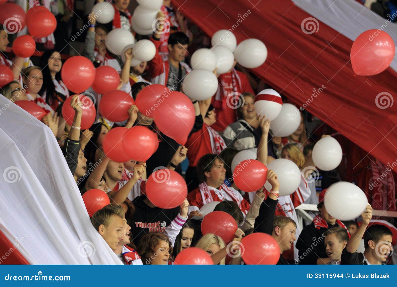 Fans Del Slavia Prague Con Los Globos Imagen de archivo editorial ...