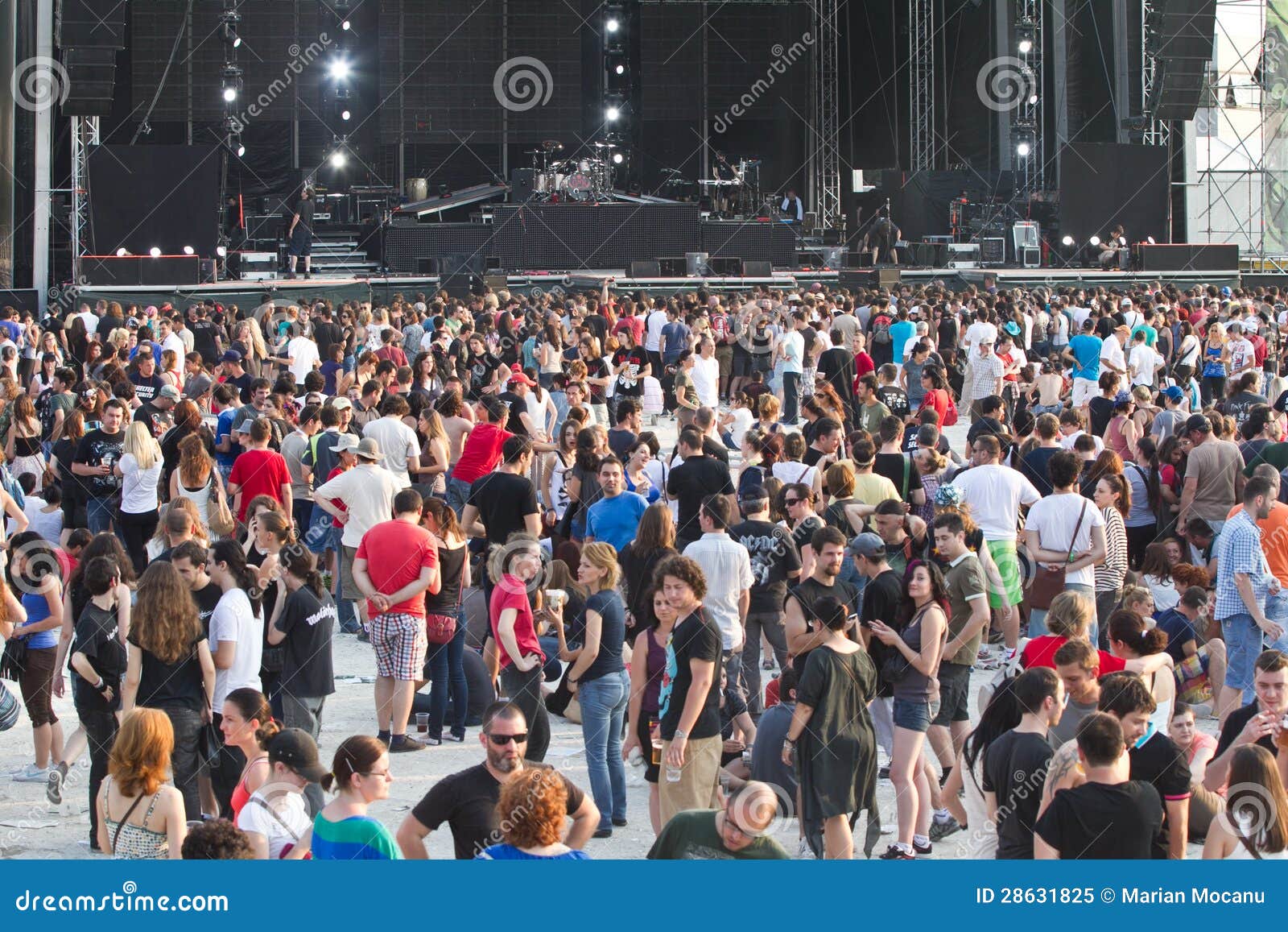 Fans at rock concert editorial image. Image of lots, beer - 28631825