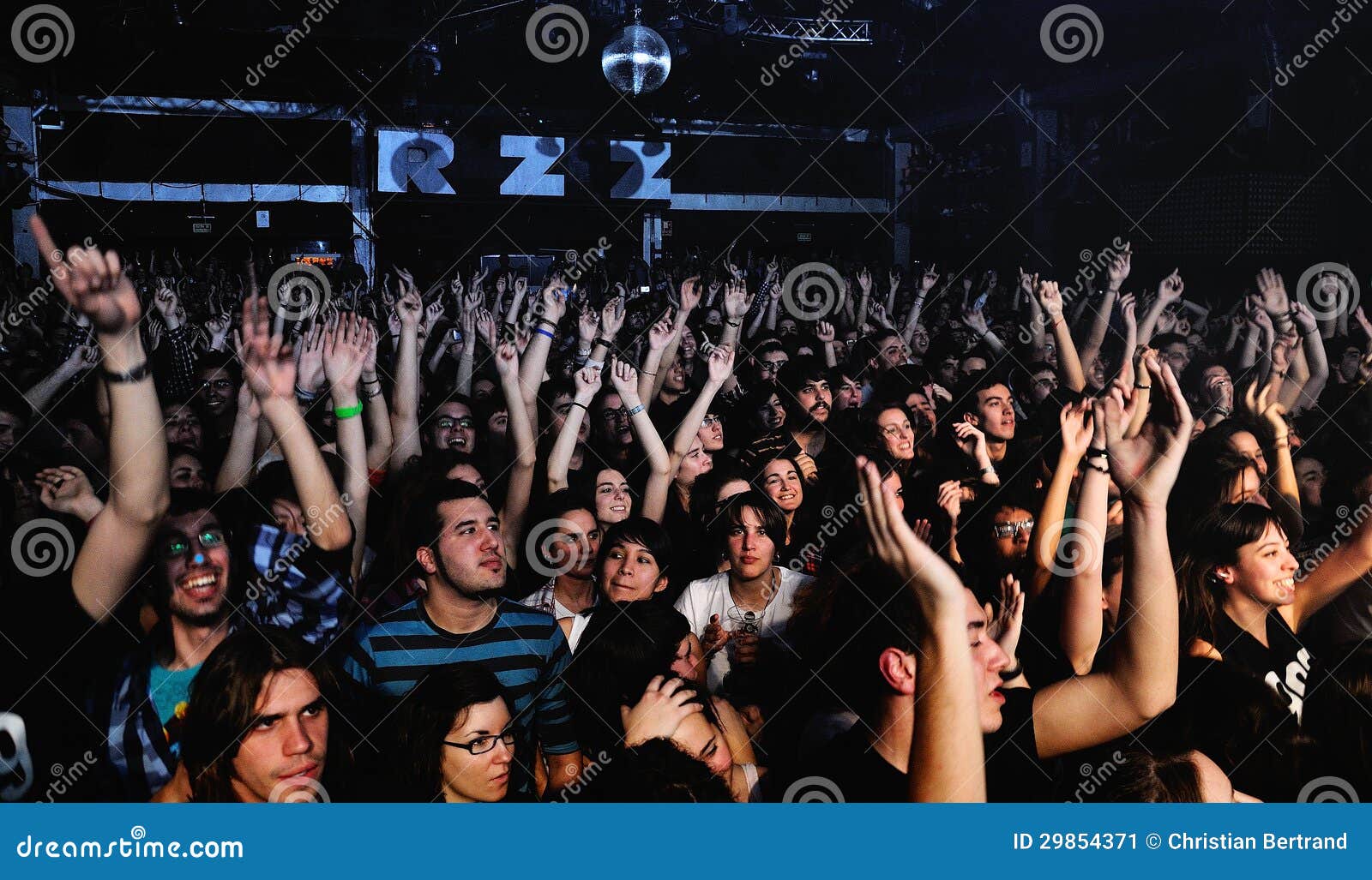 Fans watching a concert. editorial photo. Image of group - 29854371