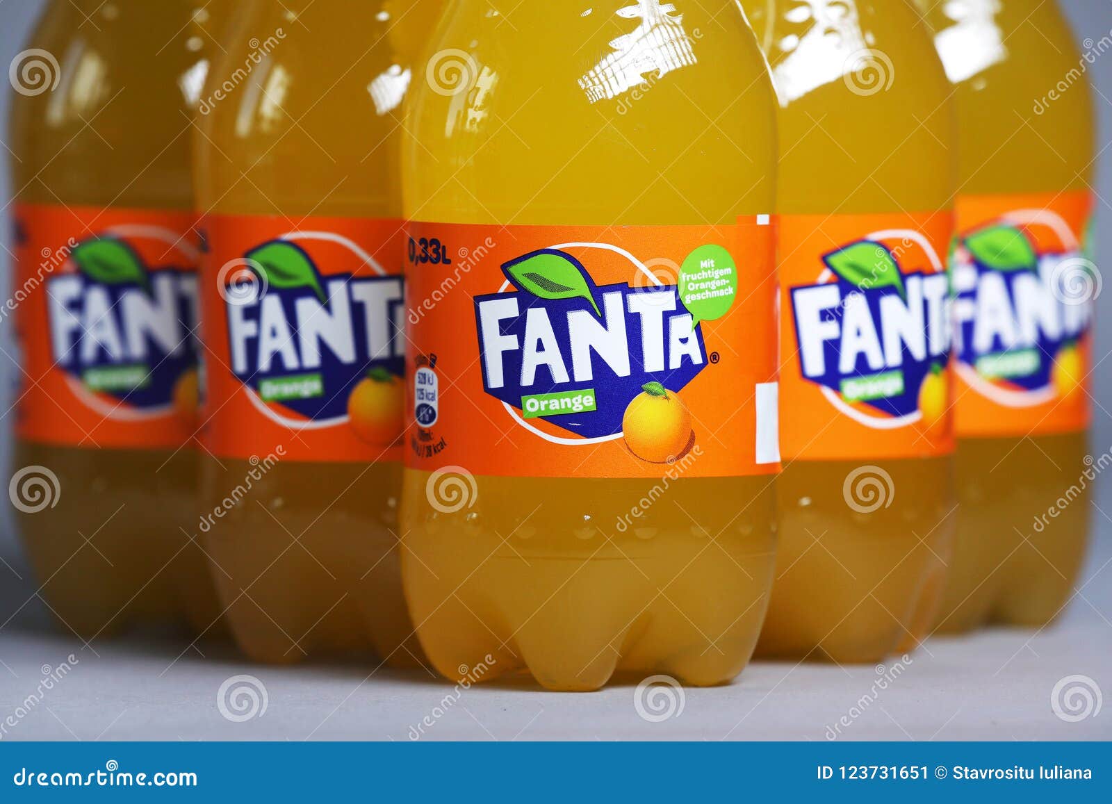 Fanta-Flaschen Getränke redaktionelles foto. Bild von kappe - 123731651