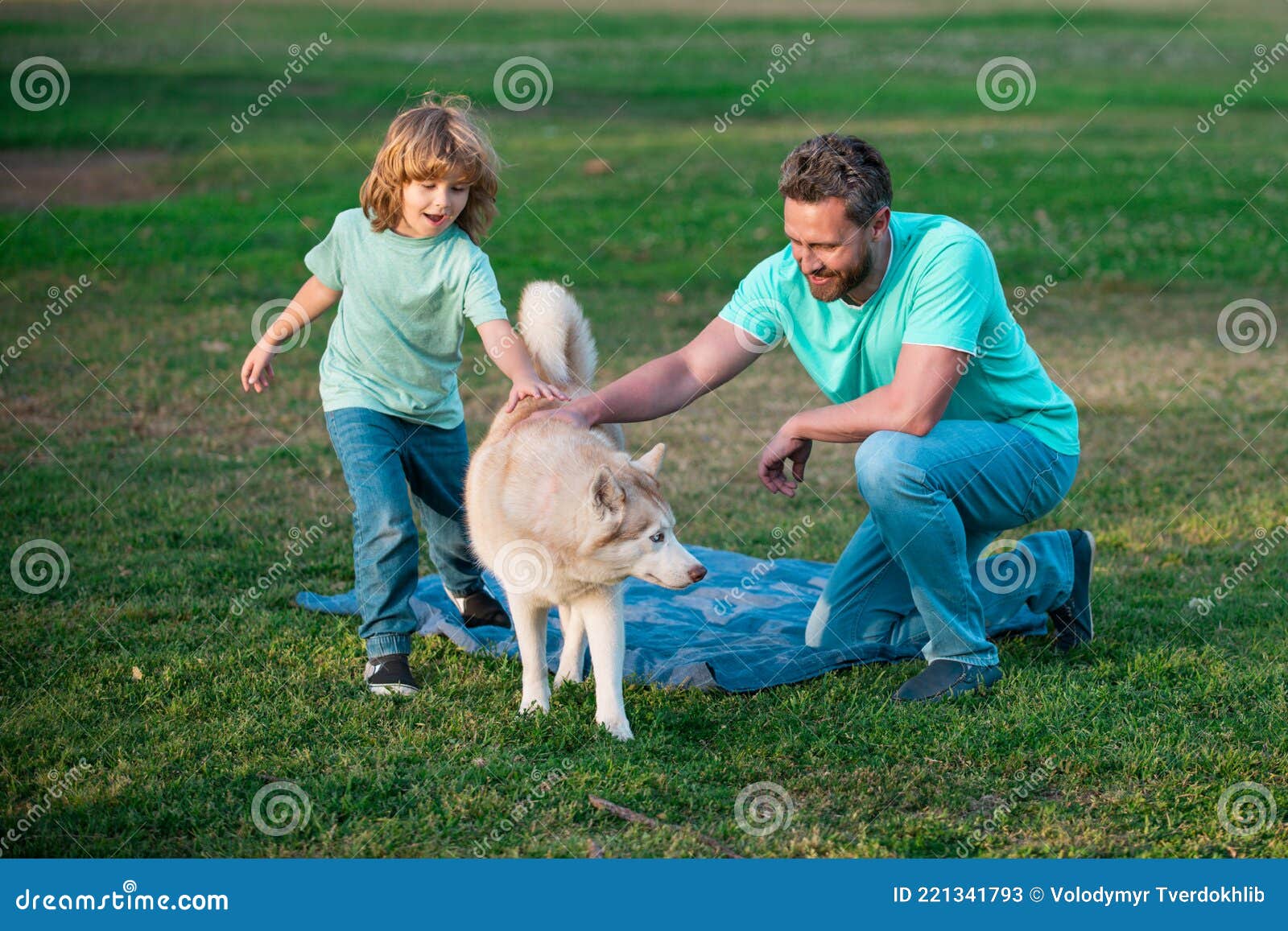 Far Och Son Som Går Med Hund På Naturen Utomhus Lycklig Familj Pappa