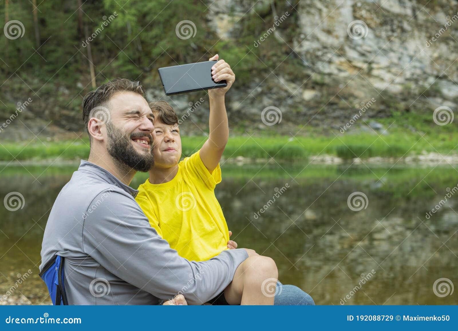 Far Och Son Som Tar Selfie Pappa Och Pojken Har Kul Utomhus