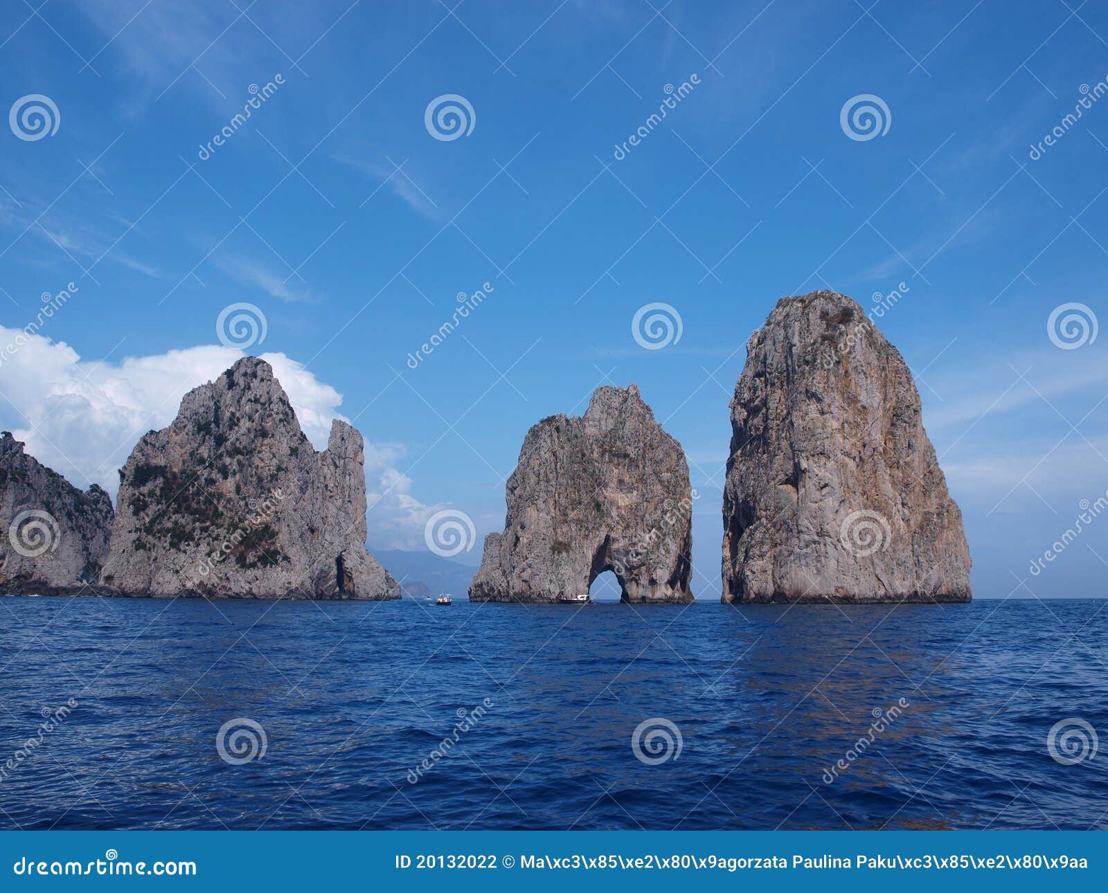 Faraglioni, Capri, Italia foto de archivo. Imagen de europeo - 20132022