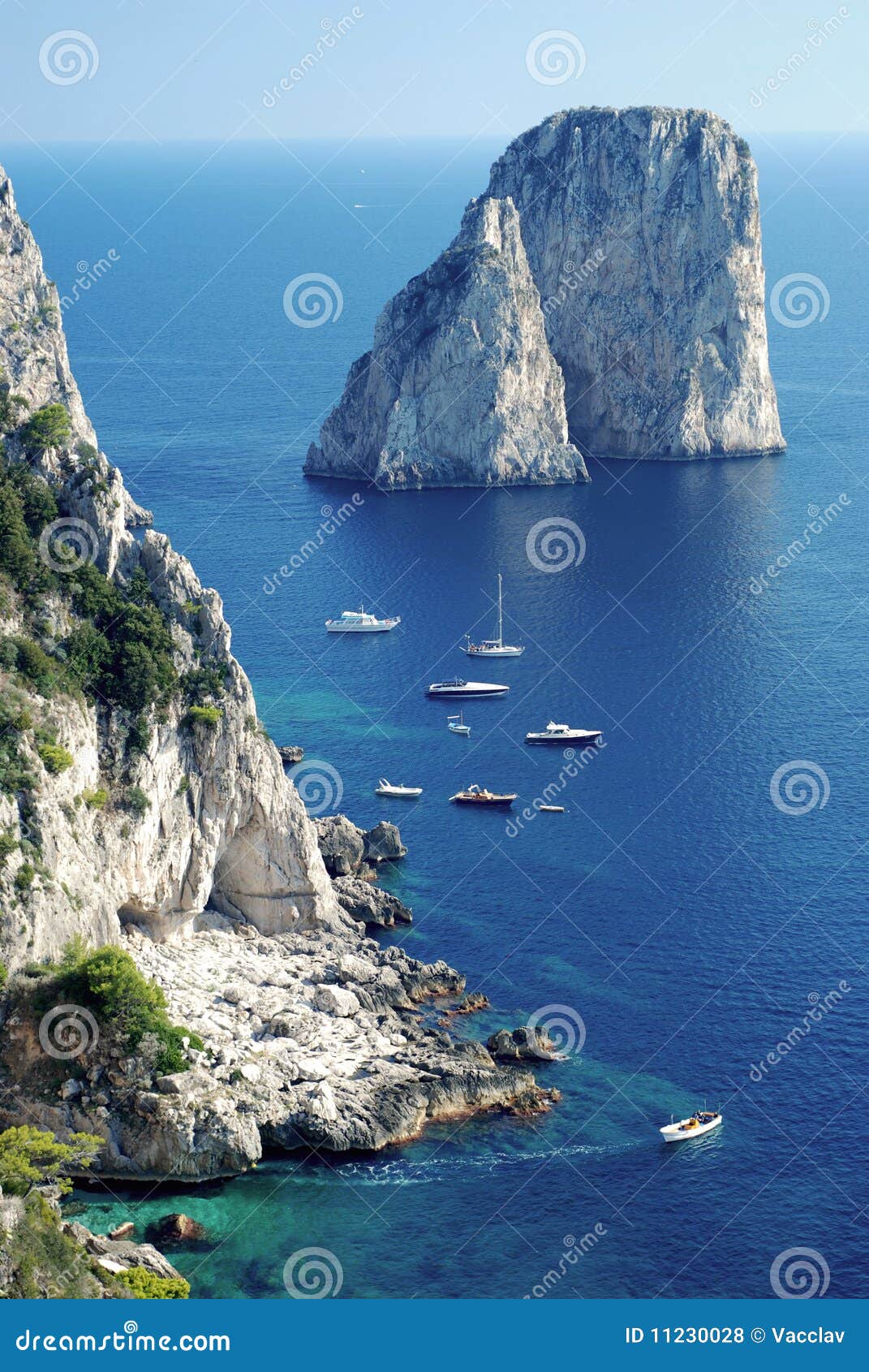 Faraglioni Felsen in Capri Insel Stockfoto - Bild von grenzstein ...