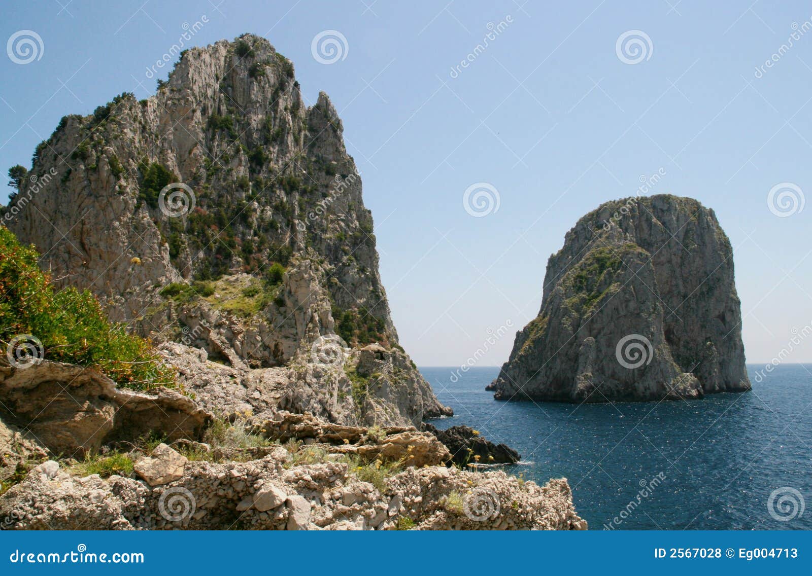 The Faraglioni Rocks, Capri Stock Photo - Image of landmark, faraglioni ...