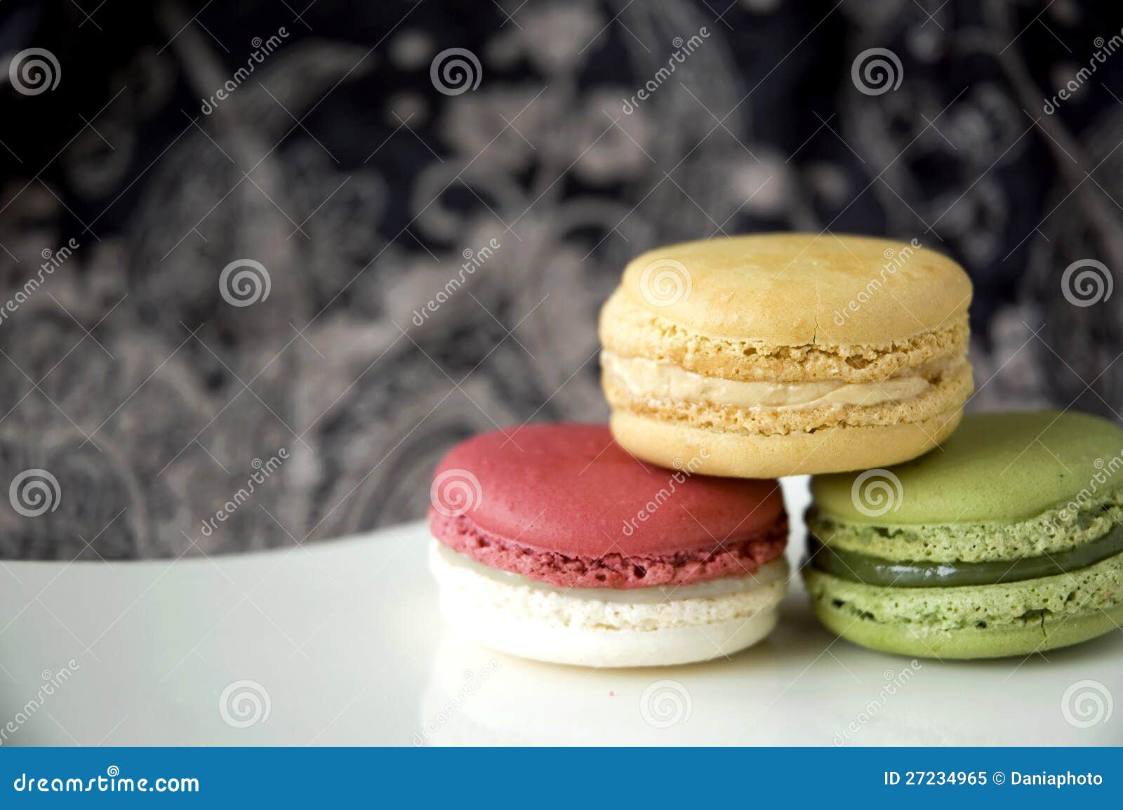 Farbe Macarons Auf Weißer Platte Stockbild - Bild von köstlich ...