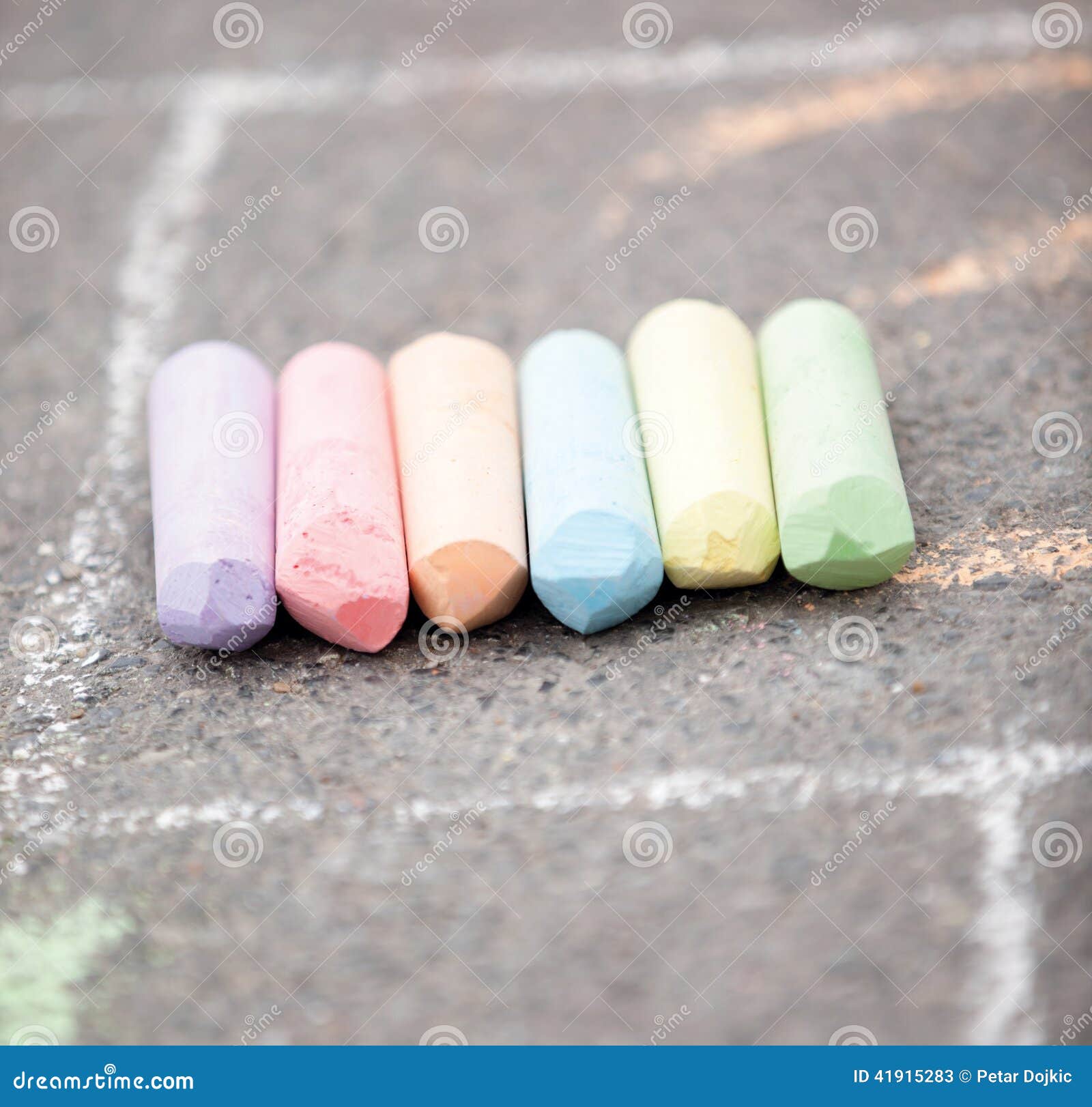 Farbige Kreide auf Asphalt stockbild. Bild von ausbildung - 41915283