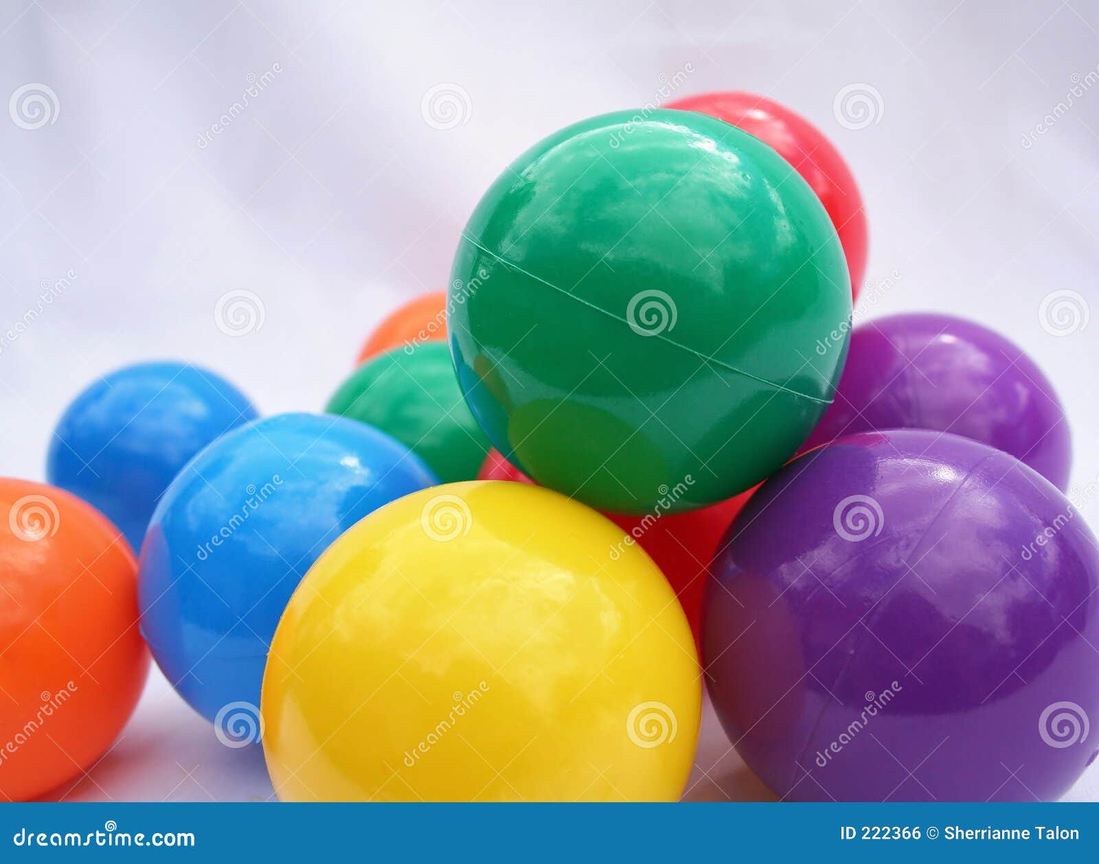 Farbige Kugeln stockfoto. Bild von plastik, rund, kugeln - 222366