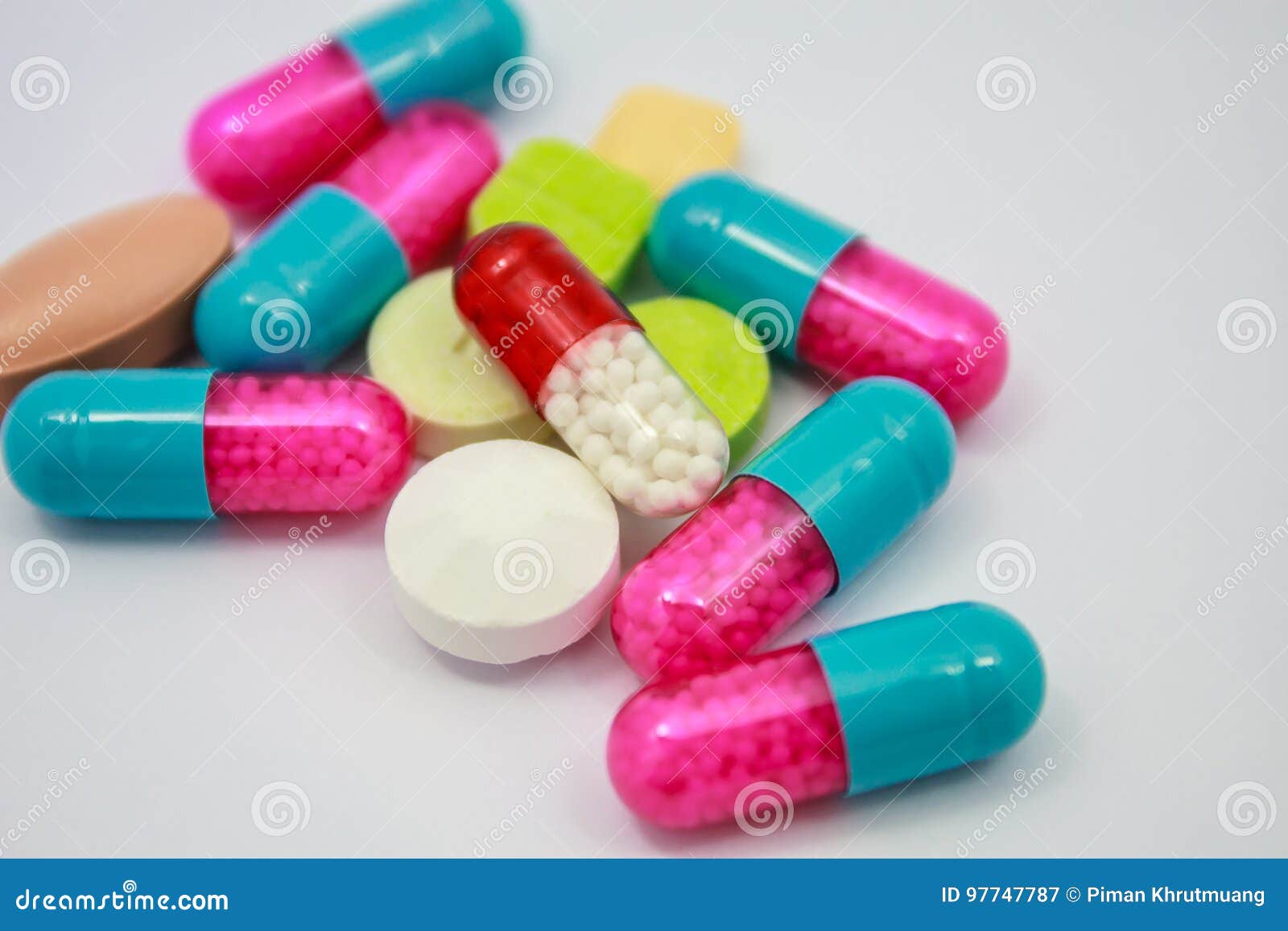 Farbige Pillen, Tabletten Und Kapseln Auf Weiß Stockbild - Bild von ...