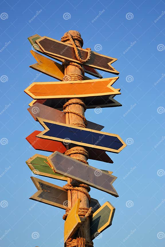 Farbige Wegweiser stockbild. Bild von richtungs, anblick - 97160467