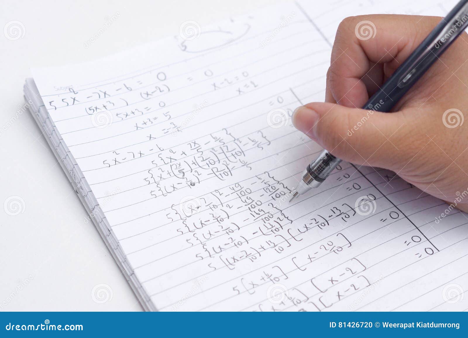 Fare Compito Difficile Di Per La Matematica Fotografia Stock - Immagine ...