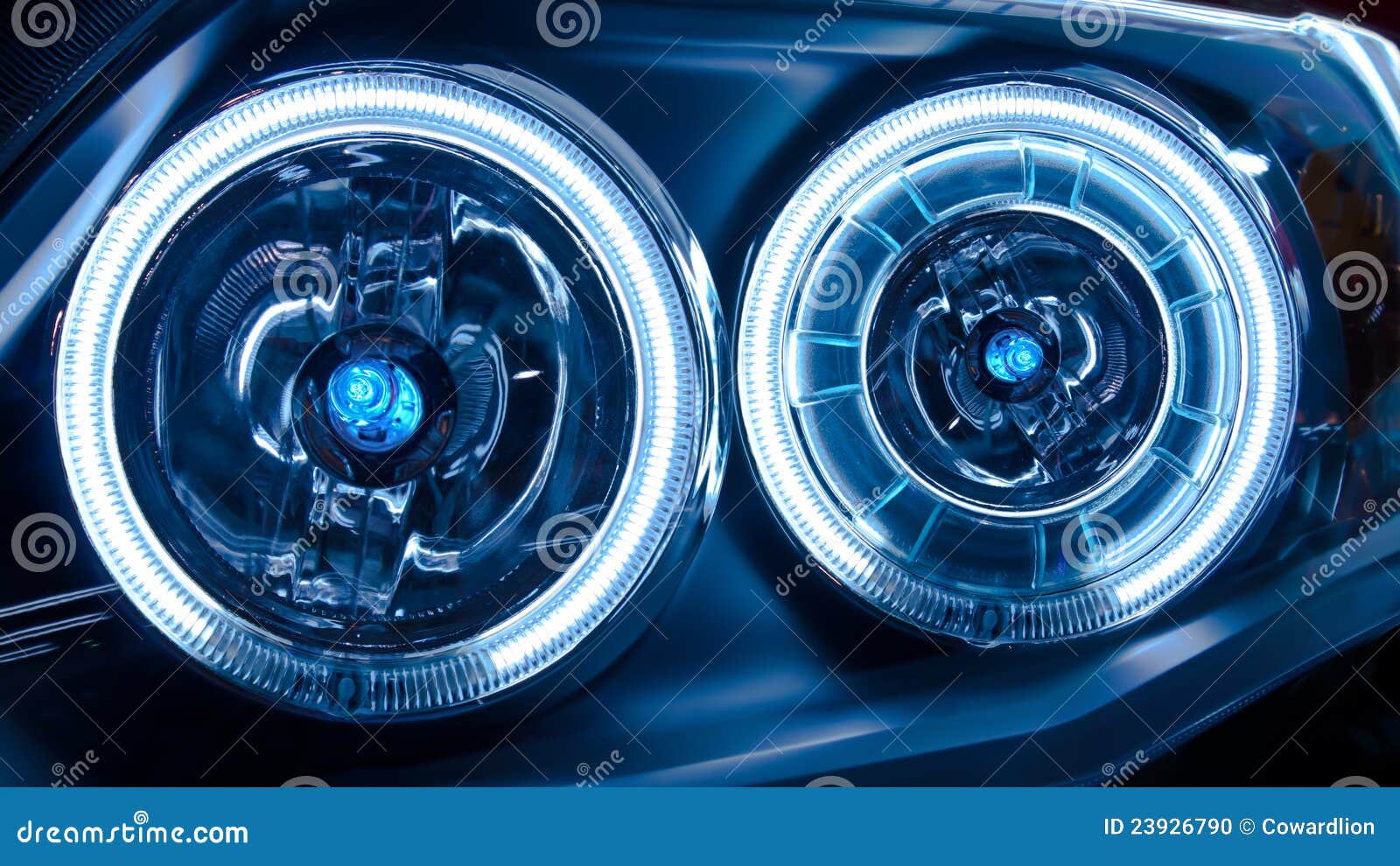 Fari di un'automobile fotografia stock. Immagine di brillante - 23926790