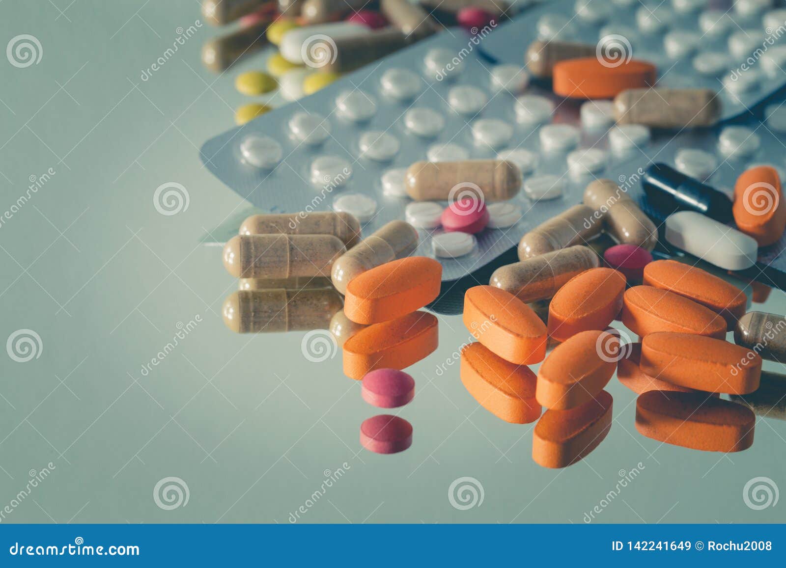 Farmaci E Compresse Di Vari Tipi Immagine Stock - Immagine di chiusura ...