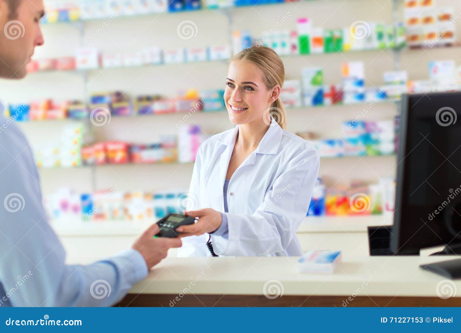 Farmacista E Cliente Alla Farmacia Immagine Stock - Immagine di ...