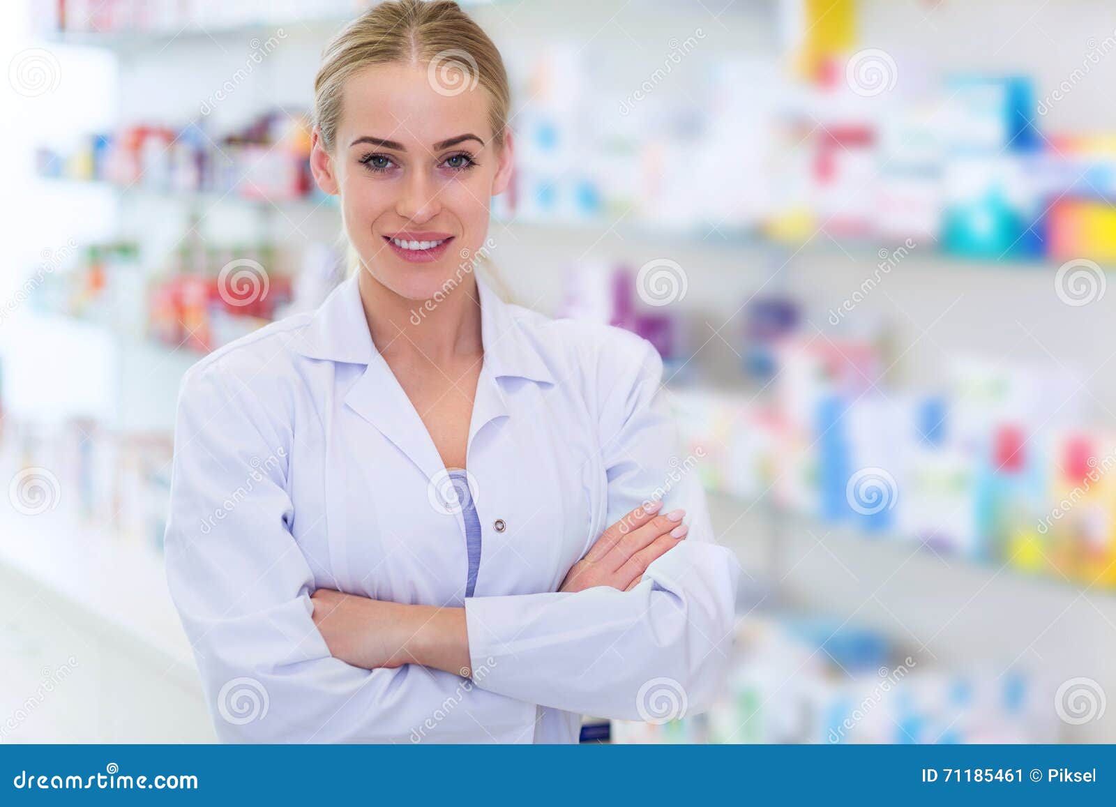 Farmacista femminile immagine stock. Immagine di medico - 71185461
