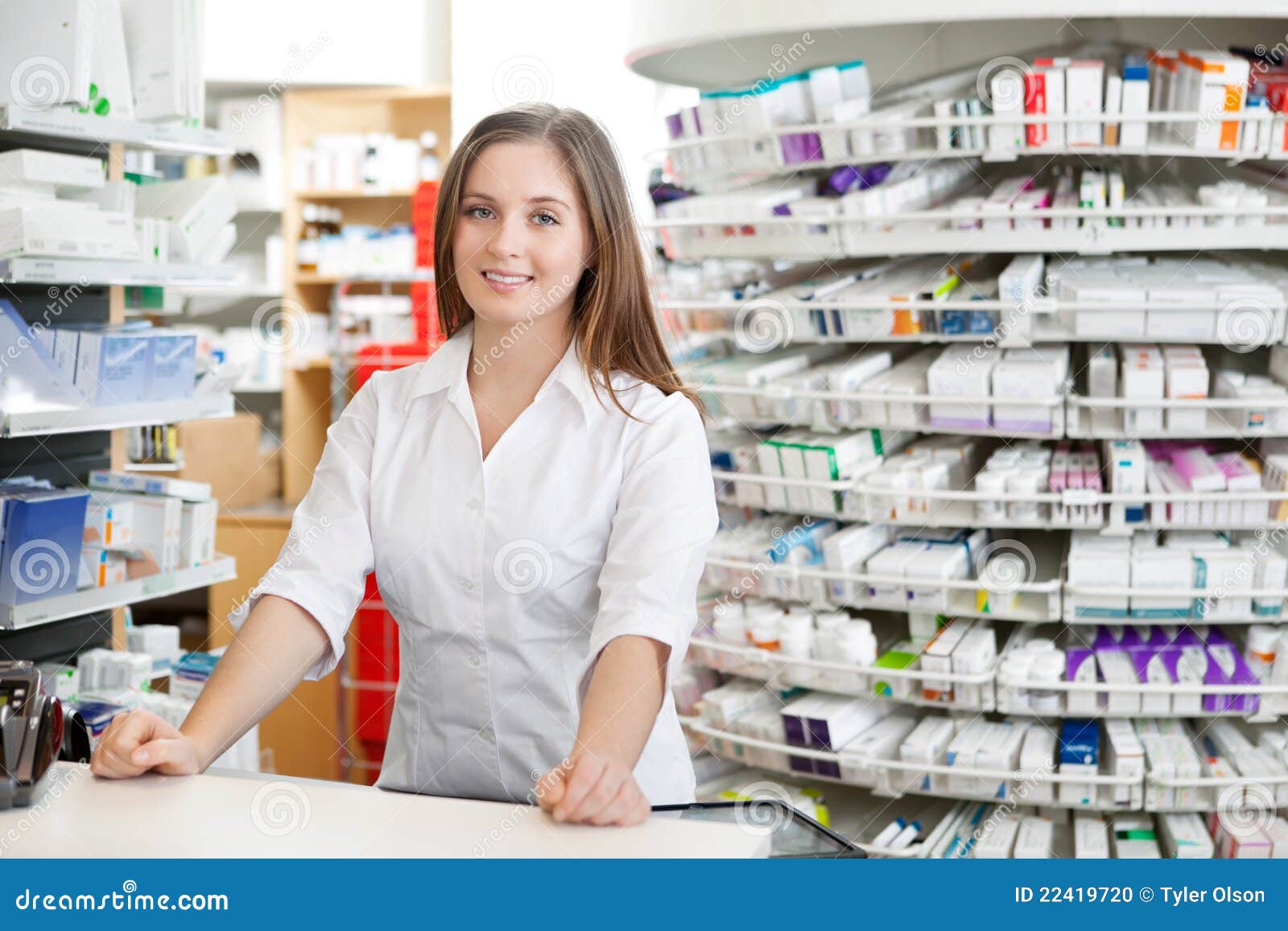 Farmacista Femminile Che Si Leva in Piedi Al Contatore Fotografia Stock ... Farmacista Femminile Che Si Leva in Piedi Al Contatore Fotografia Stock ...