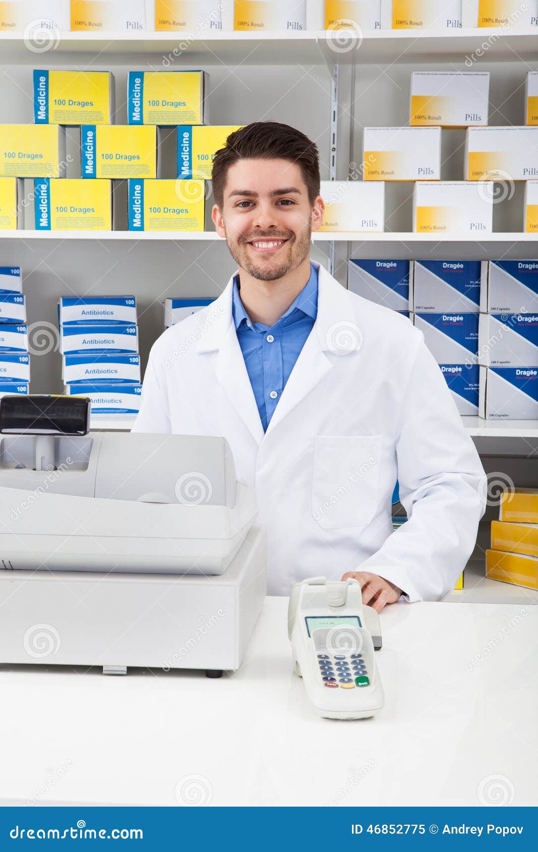 Farmacista Maschio in Farmacia Immagine Stock - Immagine di commercio ...