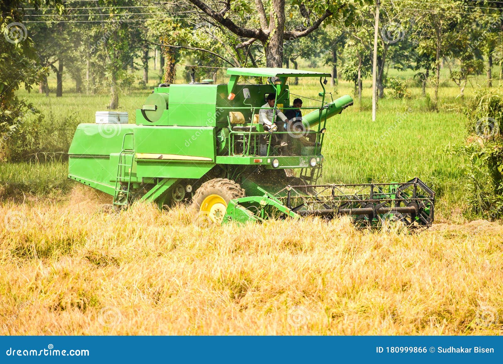 Farmer Adopting New Technology for Harvesting the Paddy in Chhattisgarh ... Farmer Adopting New Technology for Harvesting the Paddy in Chhattisgarh ...