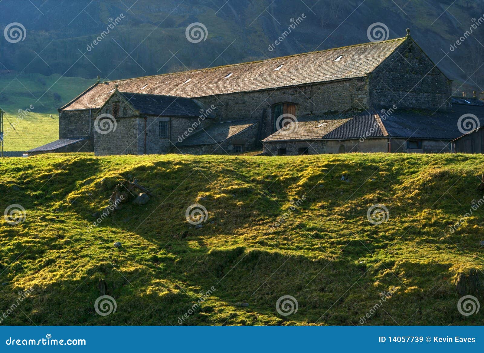 Farmhouse in countryside stock image. Image of green - 14057739
