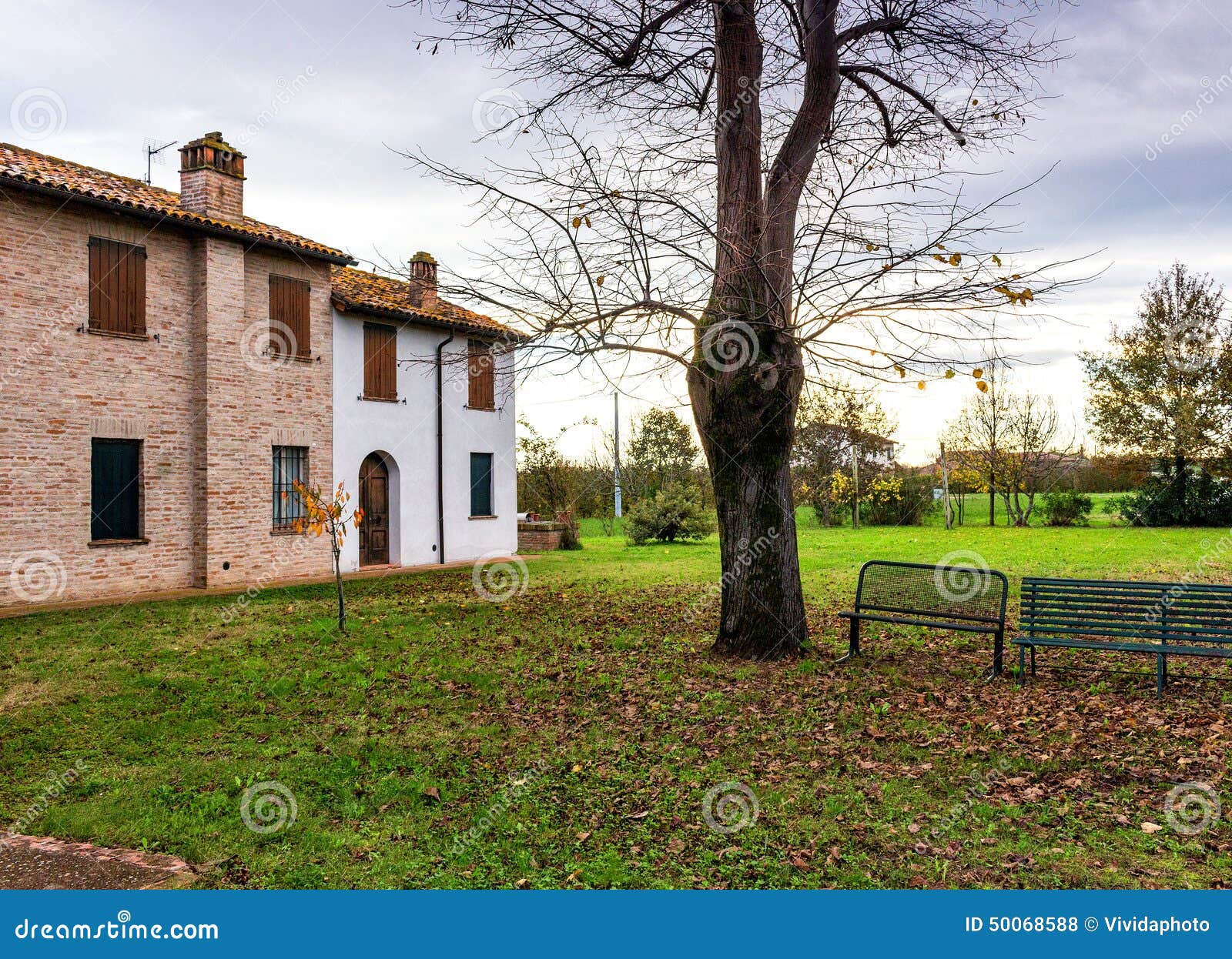 Farmhouse in Italian Countryside Stock Photo - Image of landscape ...