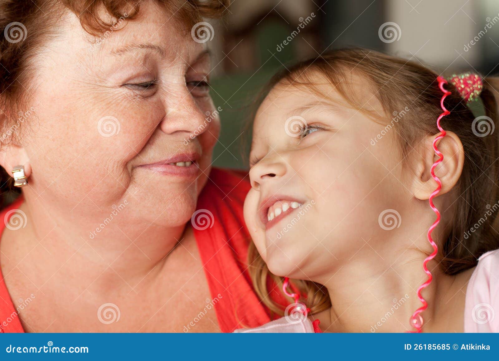 Farmor och barnbarn fotografering för bildbyråer. Bild av förälder ...