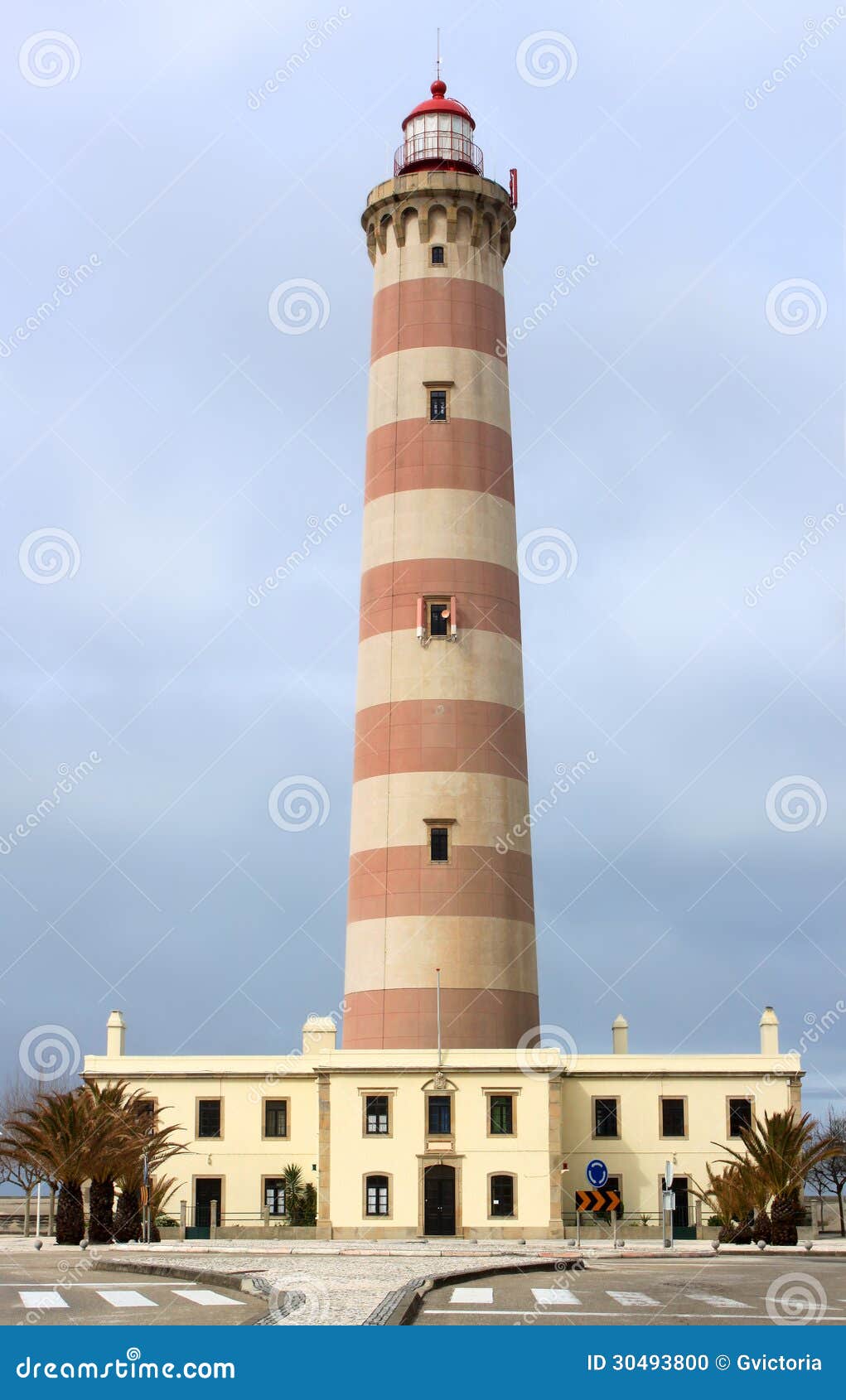 Faro De Aveiro En El Praia DA Barra Foto de archivo - Imagen de ...