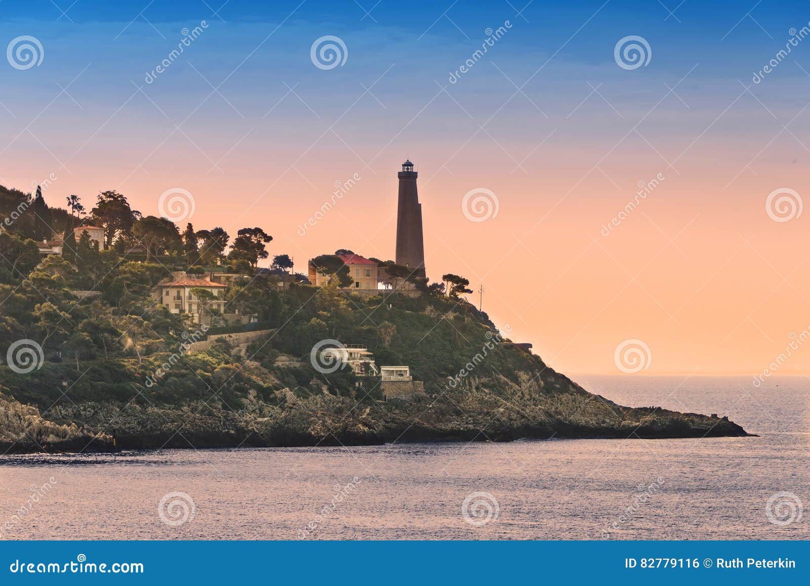Faro De Cap Ferrat En Francia Foto de archivo - Imagen de faro ...