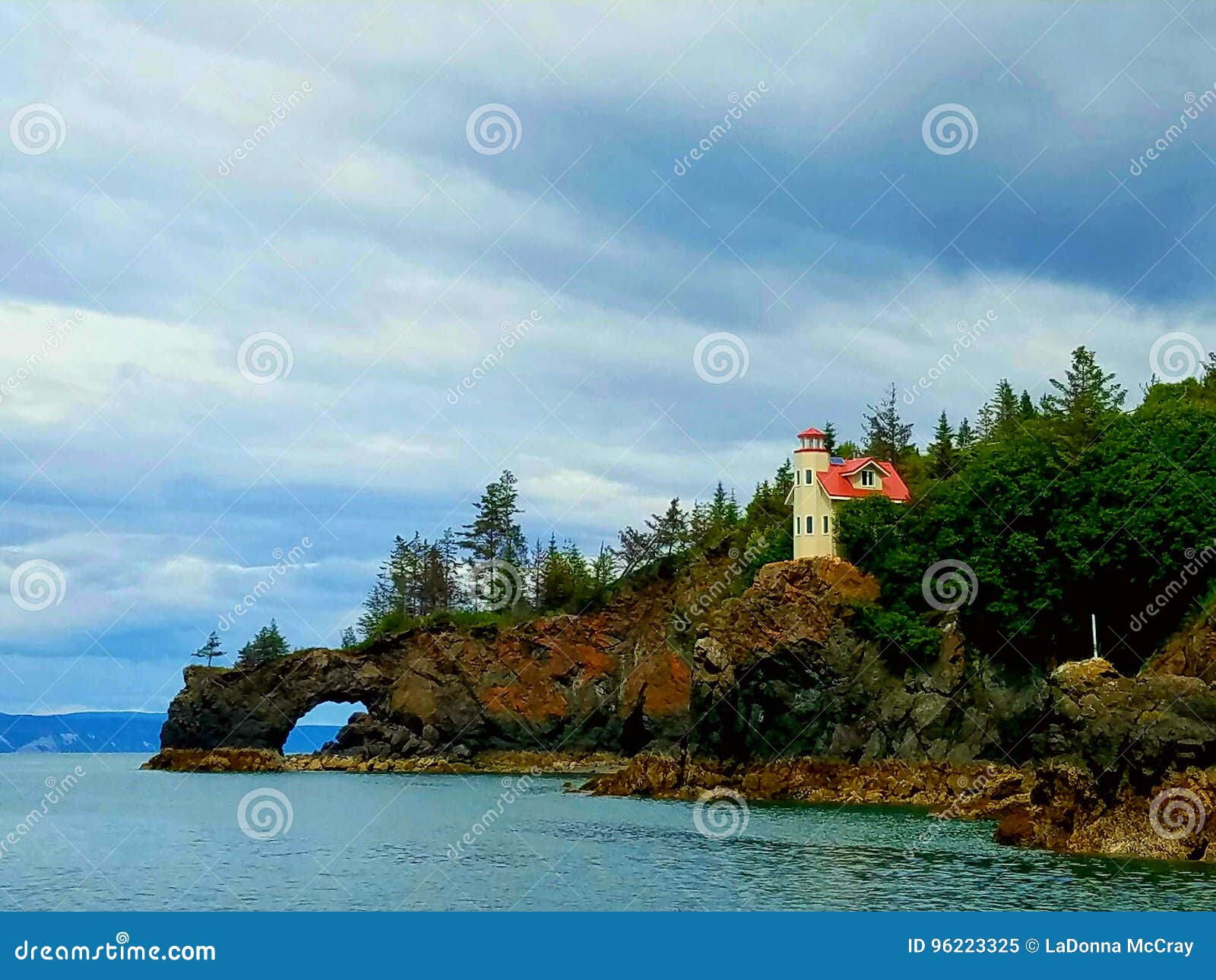 Faro De La Ensenada Del Halibut Imagen de archivo - Imagen de faro ...