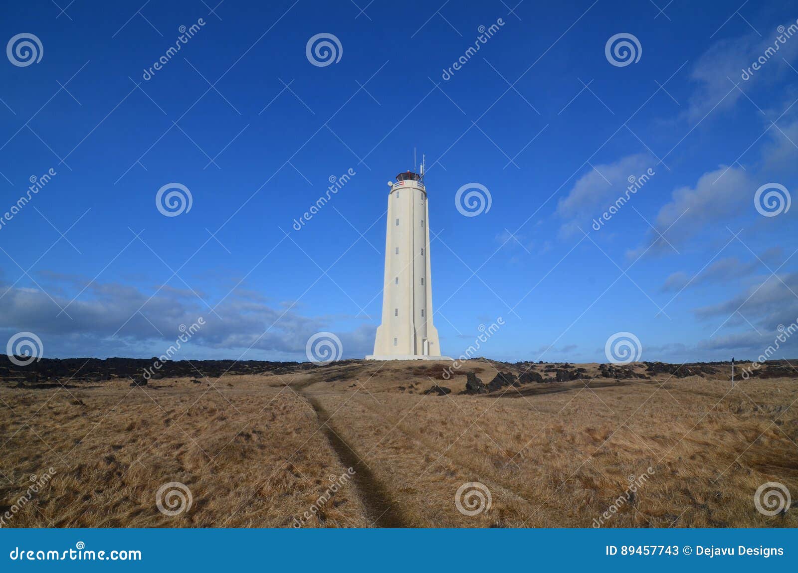 Faro De Malarrif Con Hay Fields Con Lava Rocks Negro Imagen de archivo ...