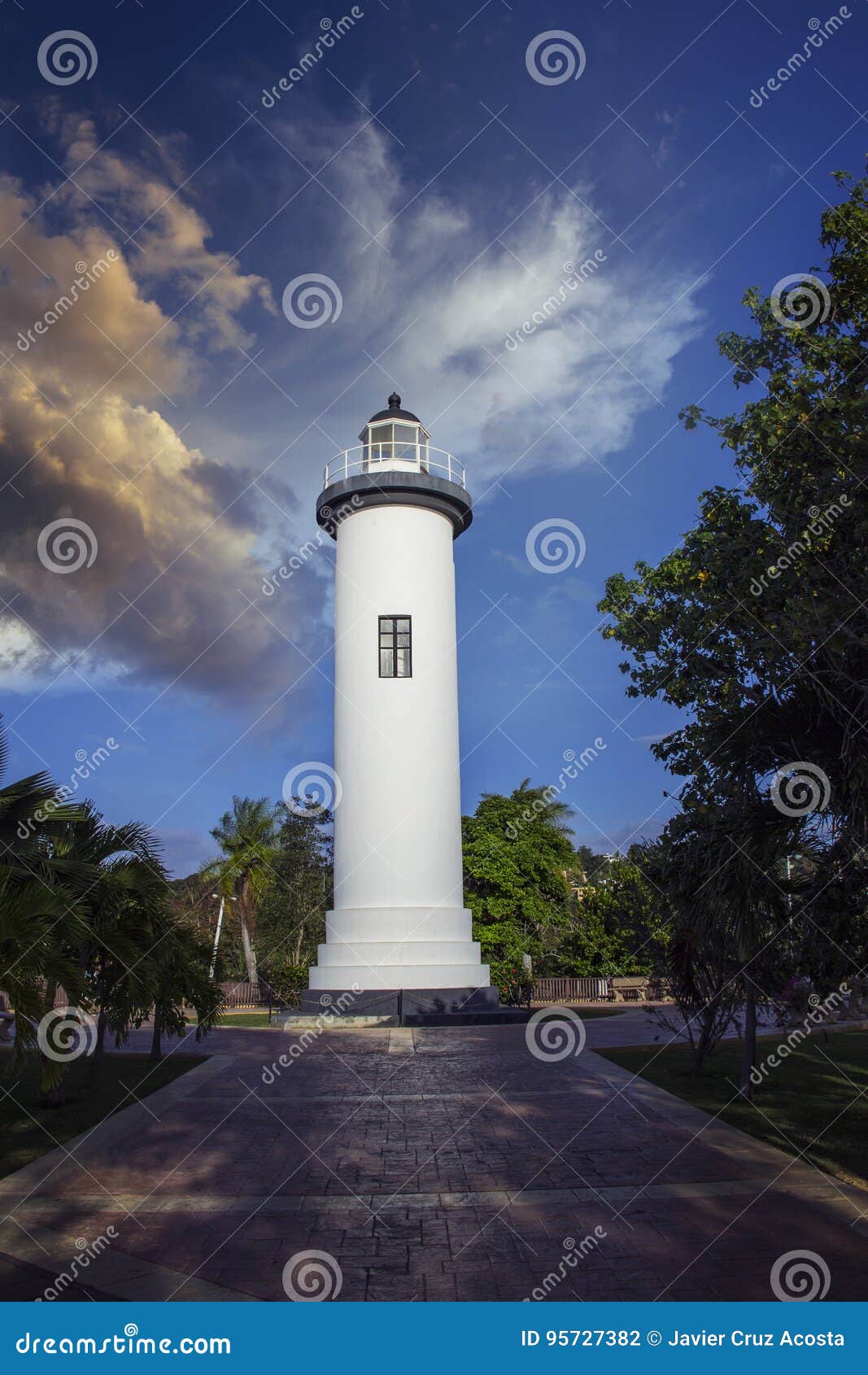 Faro de Puerto Rico foto de archivo. Imagen de tropical - 95727382