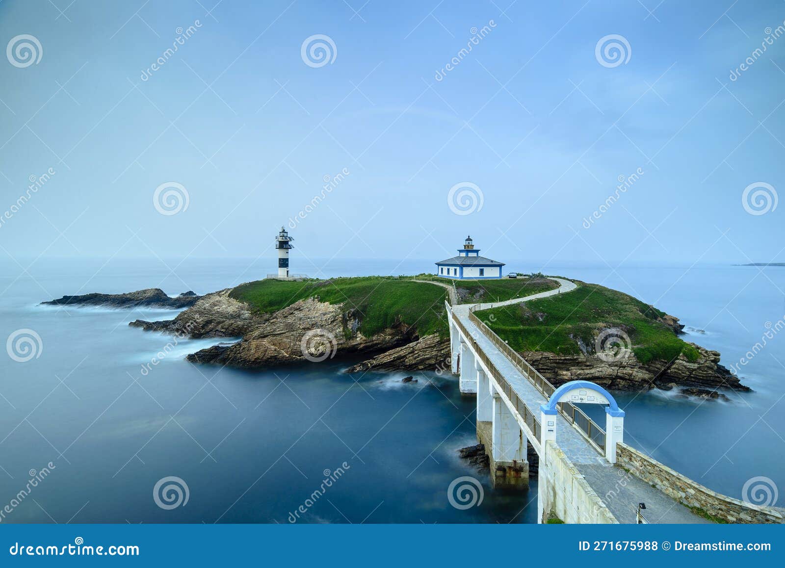 Faro De Ribadeo Lugo. Lancha Pancha Foto de archivo - Imagen de nubes ...