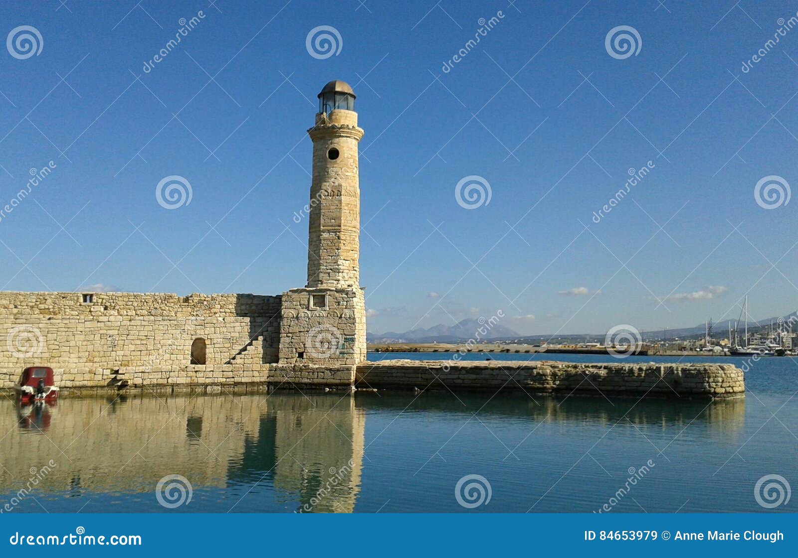 Faro del porto di Rethymno immagine stock. Immagine di riflessione ...