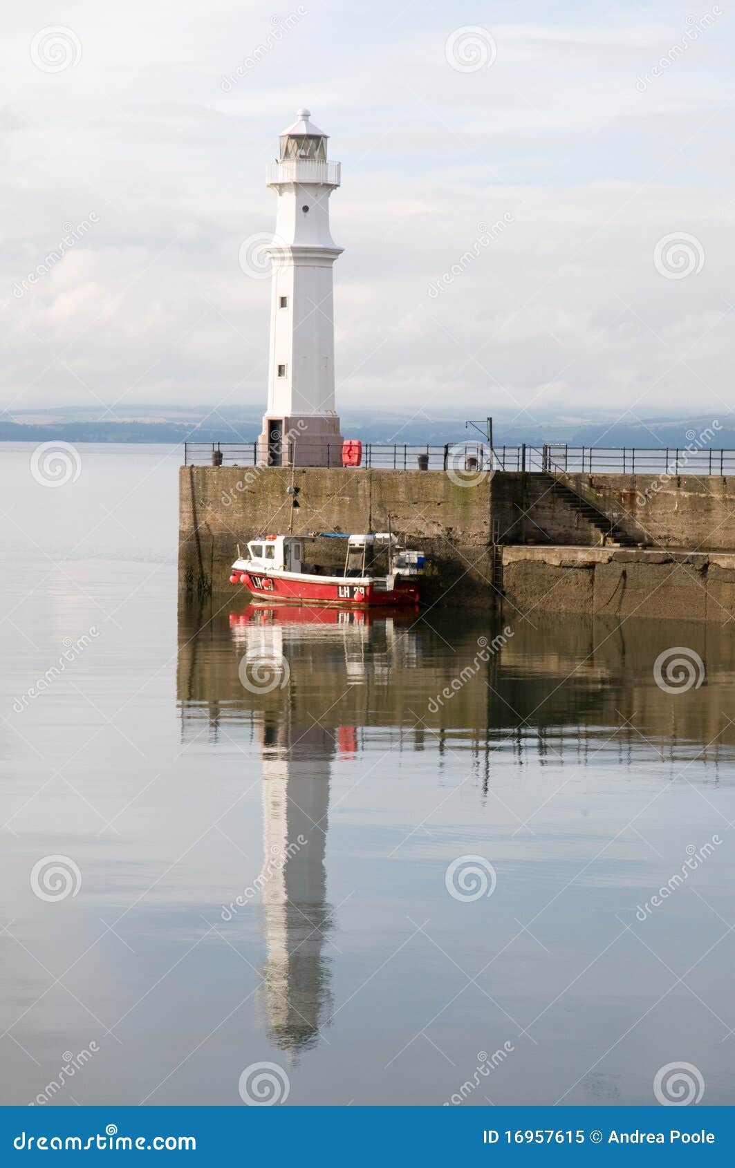 Faro di New Haven immagine stock. Immagine di barca, faro - 16957615