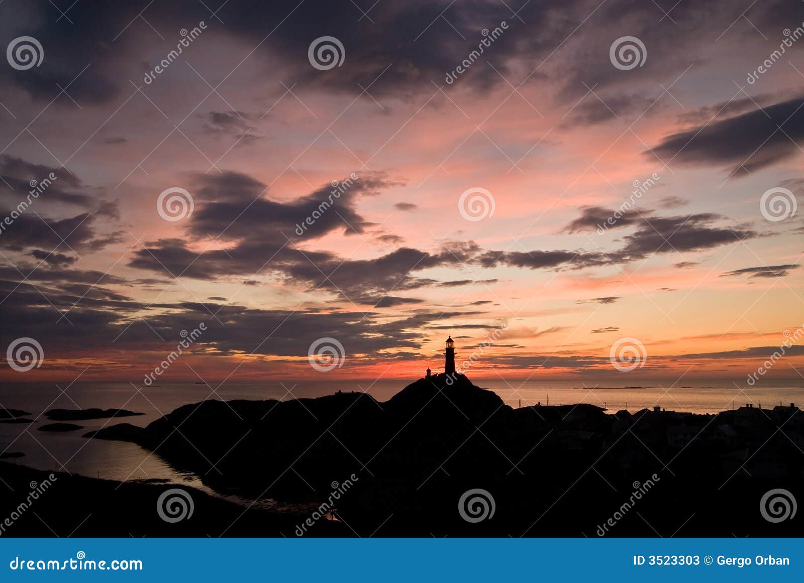 Faro en el horizonte imagen de archivo. Imagen de cielos - 3523303