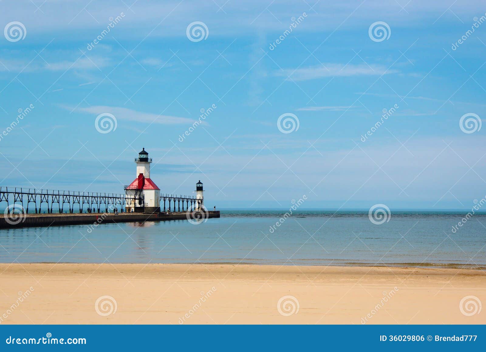 Faro en el lago Michigan foto de archivo. Imagen de lago - 36029806