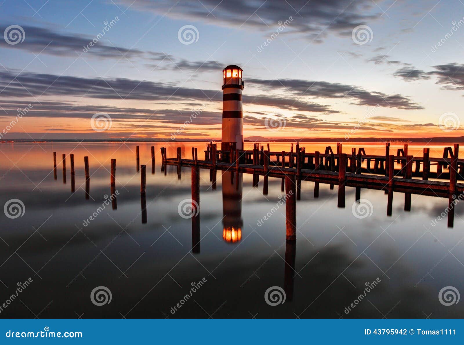 Faro En El Lago Neusiedl - Austria Foto de archivo - Imagen de océano ...
