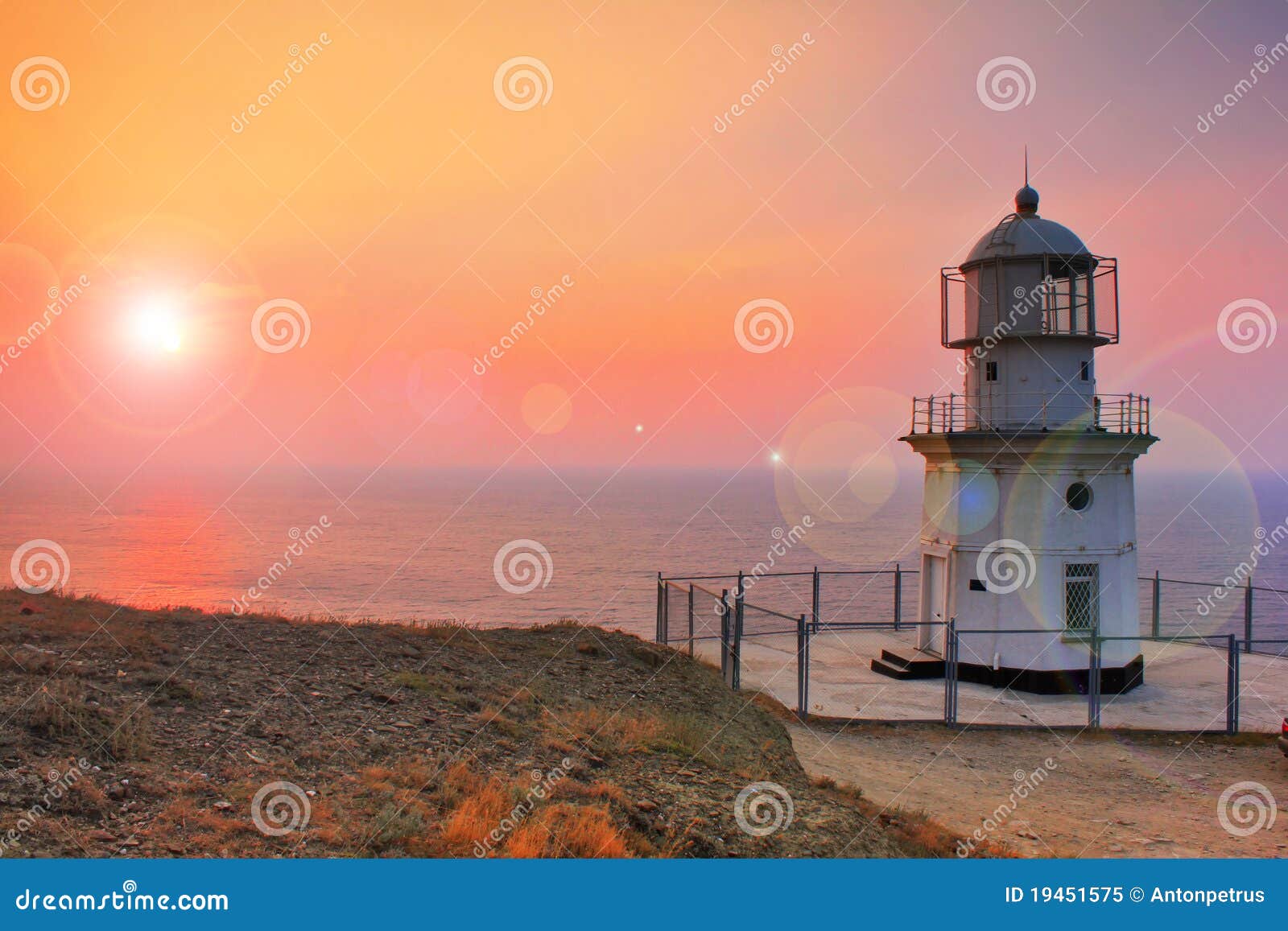 Faro en la costa imagen de archivo. Imagen de sunset - 19451575