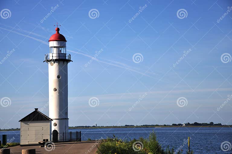 Faro en la costa imagen de archivo. Imagen de costero - 33882703