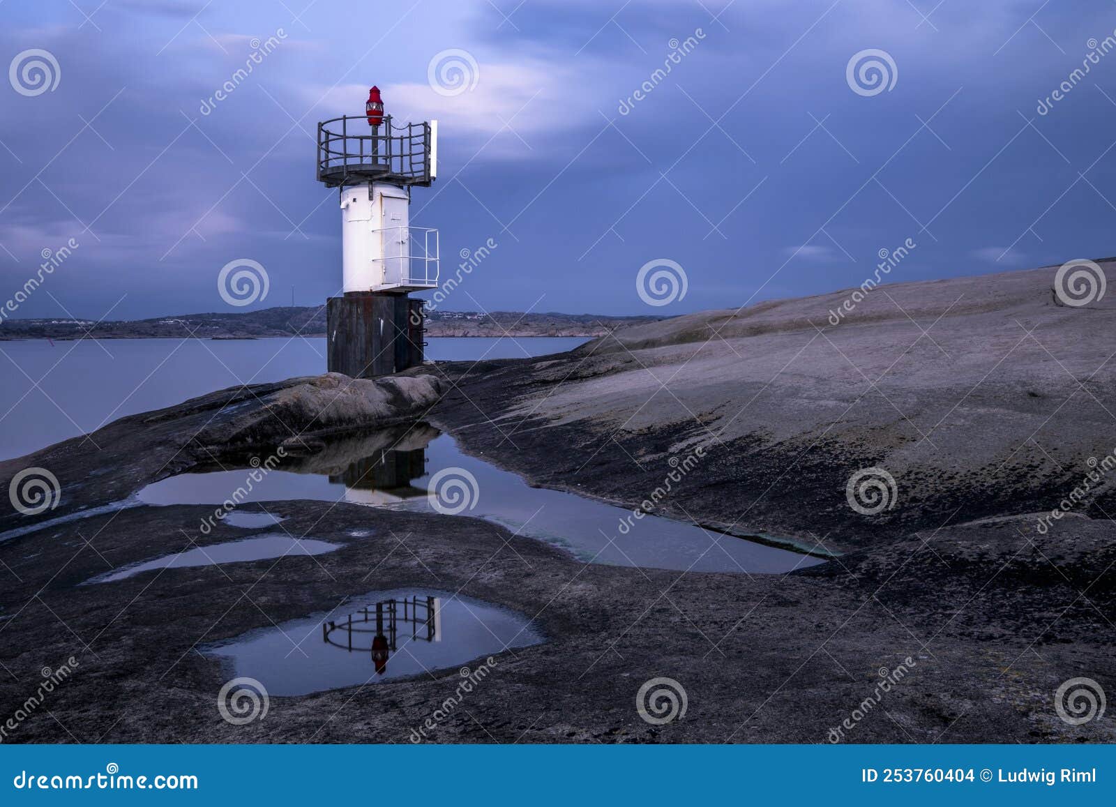 Faro foto de archivo. Imagen de faro, sueco, rocas, reflexiones - 253760404