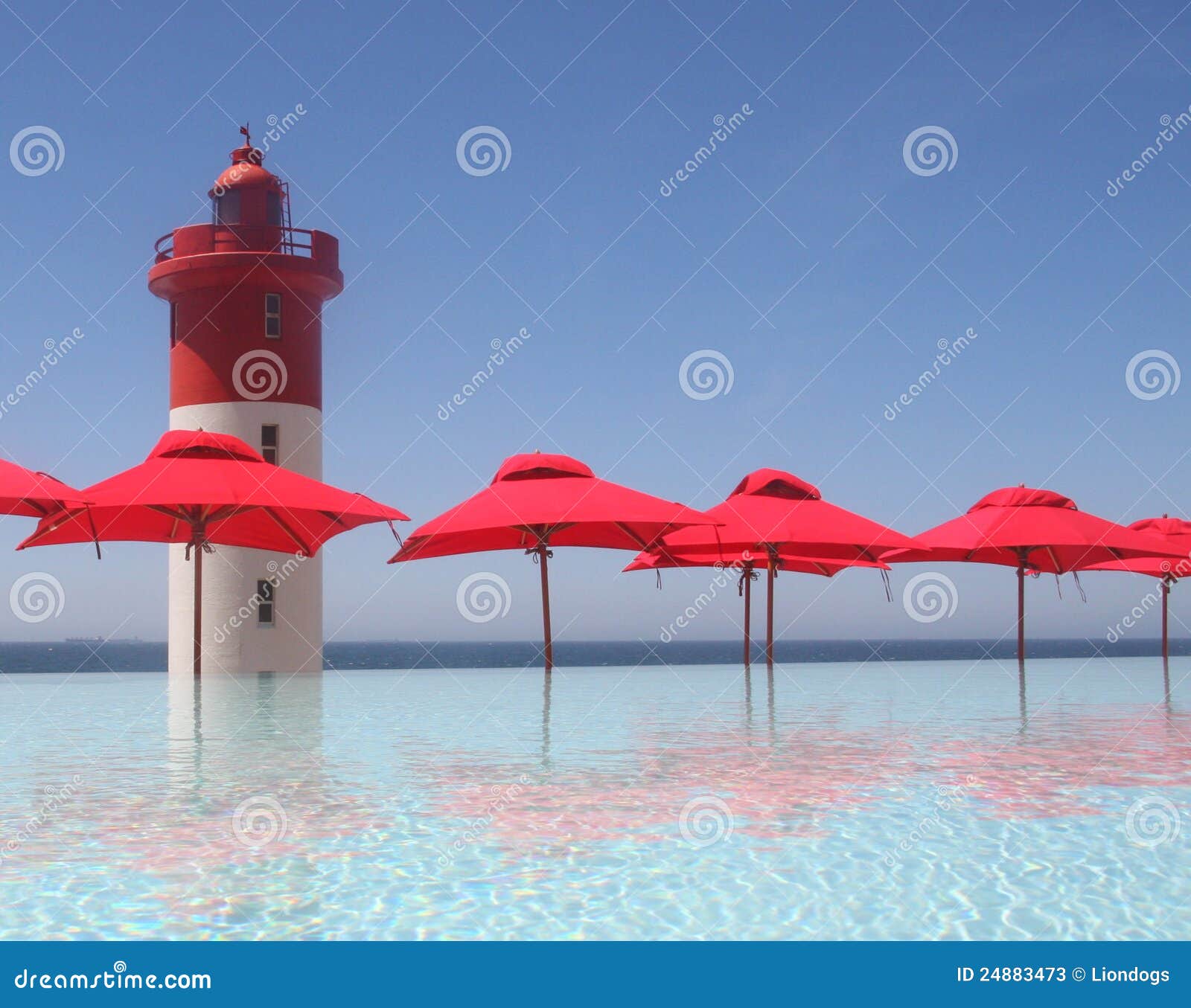 Faro en la playa imagen de archivo. Imagen de playa, paraguas - 24883473