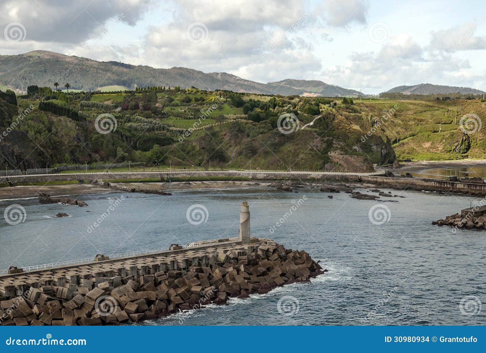 Faro en la playa foto de archivo. Imagen de nublado, playa - 30980934